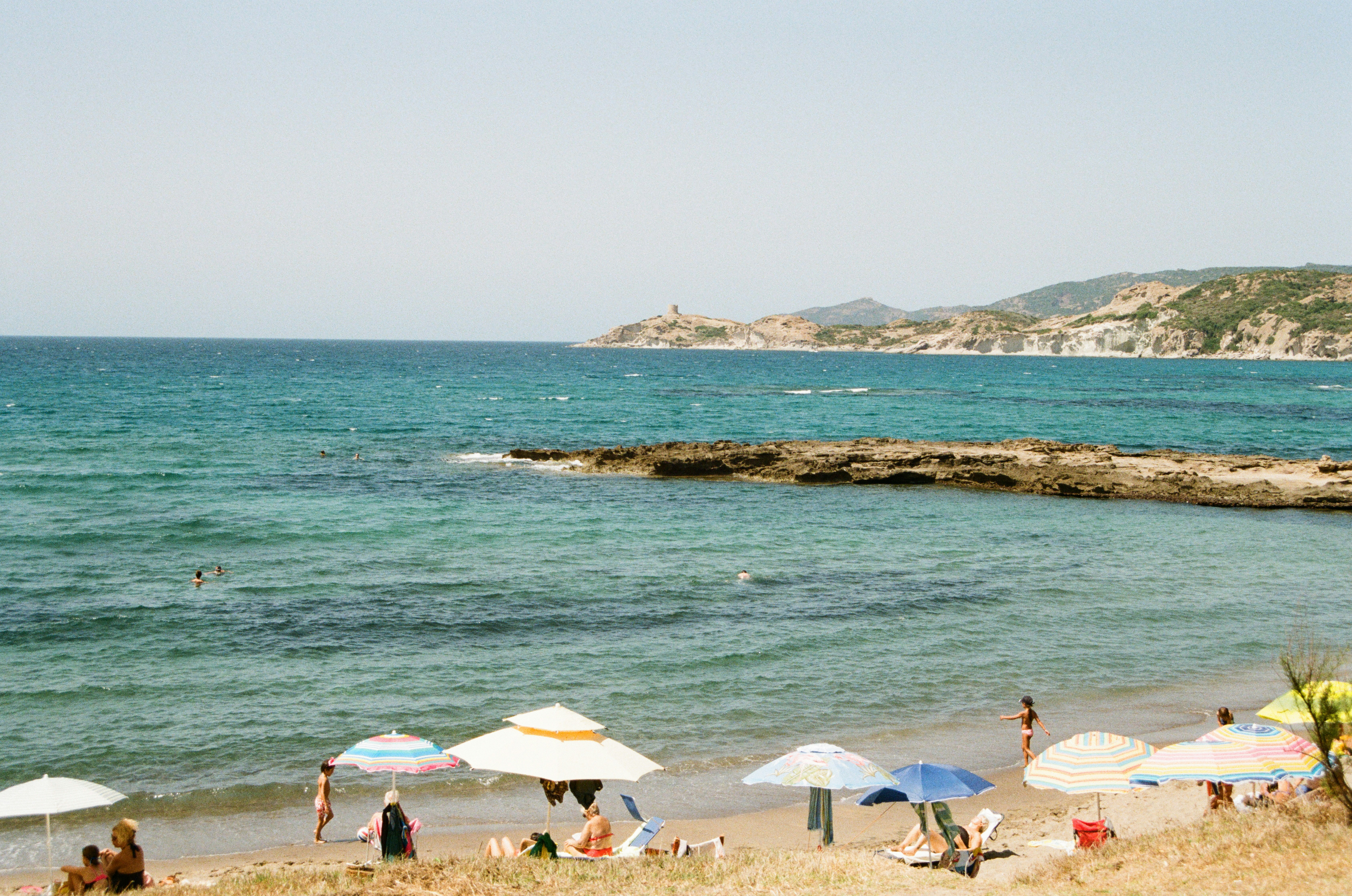 A group of people on a beach with umbrellas photo – Free Spiaggia di s ...