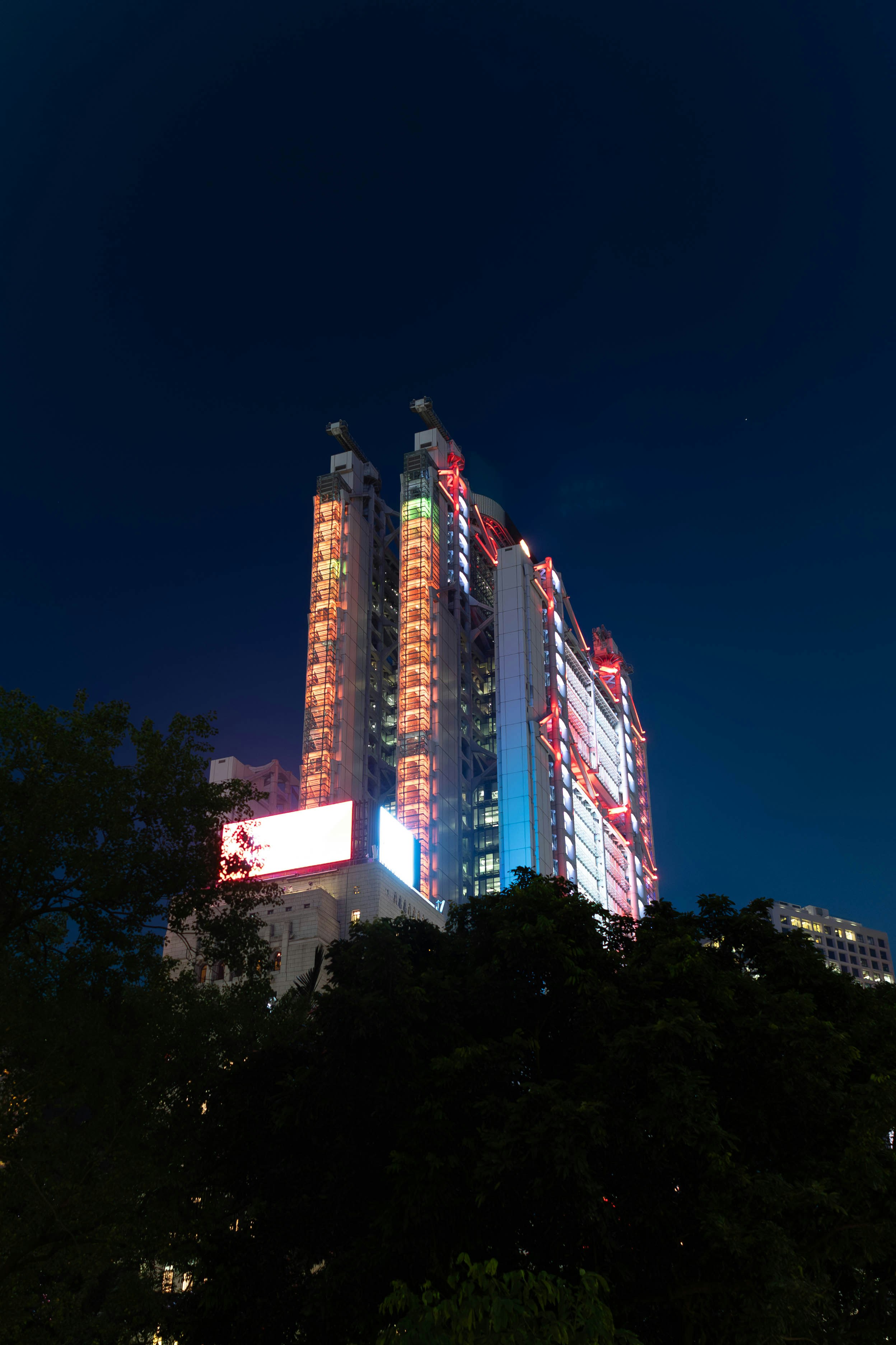 Neon-Tide Tower: A Night Portrait of a Glass-Cascade Skyscraper