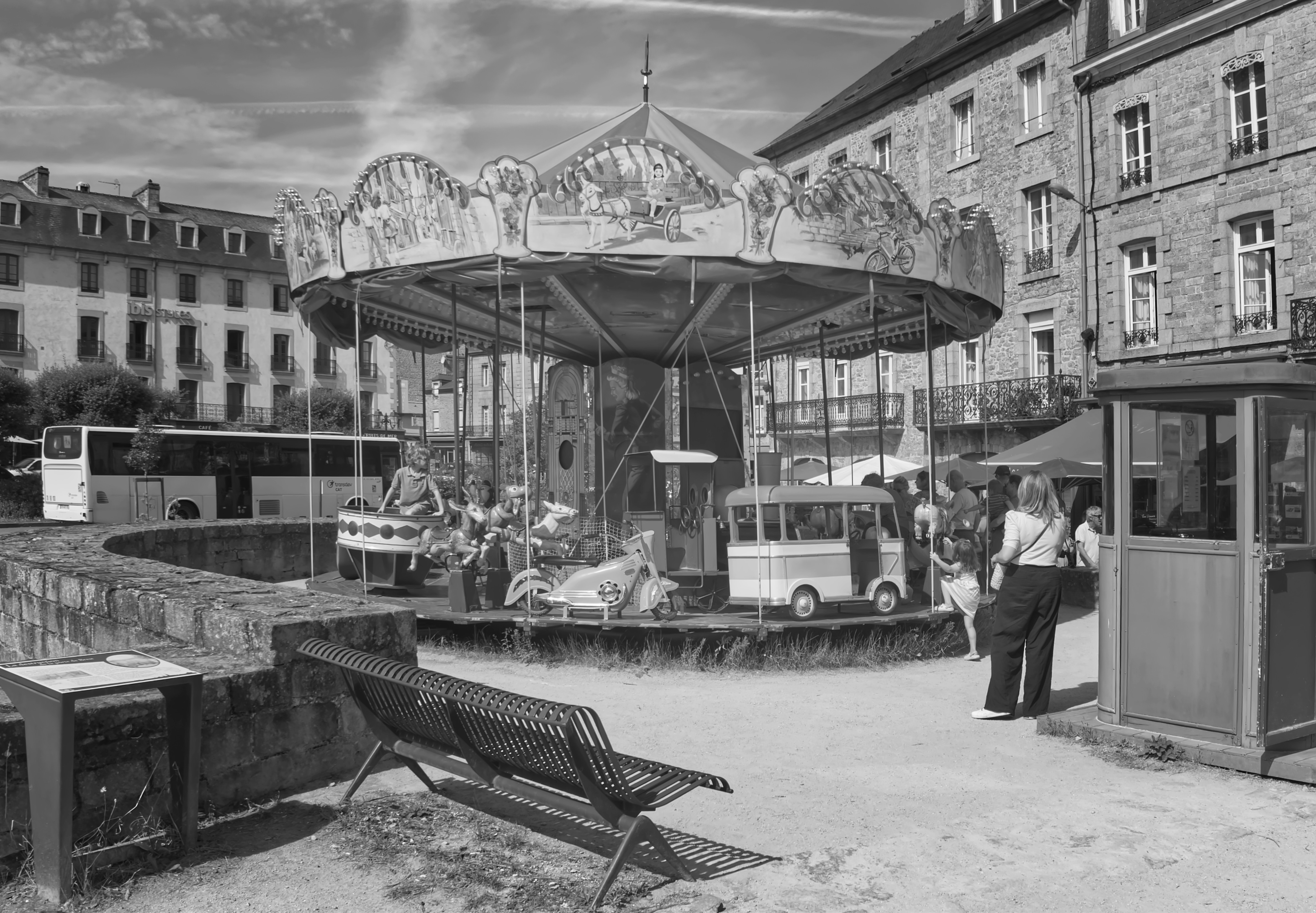 Sur la place du village en fête, Tourne, tourne le manège enchanté, Ses chevaux de bois à la crinière coquette, Emportent les enfants émerveillés. Les rires fusent dans l'air léger, Les yeux brillent de mille étoiles, Petites mains agrippées, prêtes à s'envoler, Sur ce navire aux couleurs royales. La musique joue sa douce mélodie, Accompagnant ce ballet aérien, Où chaque tour est une nouvelle magie, Un voyage au pays des rêves anciens. Parents attendris, regards bienveillants, Immortalisent ces instants précieux, Où l'innocence de leurs chers enfants, Illumine ce carrousel joyeux.