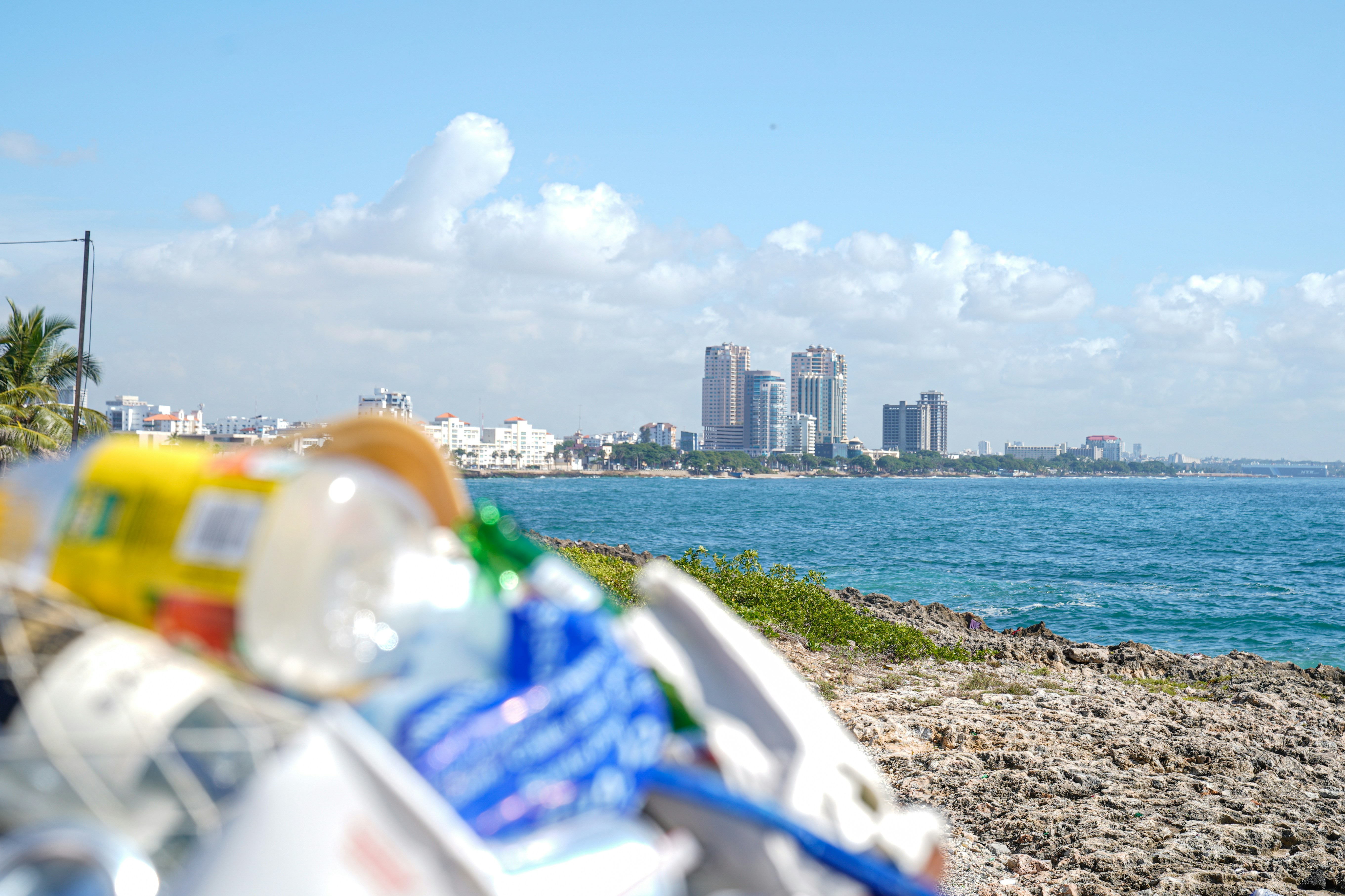 Foto Deretan tempat sampah duduk di atas pantai – Gambar Sampah Gratis ...