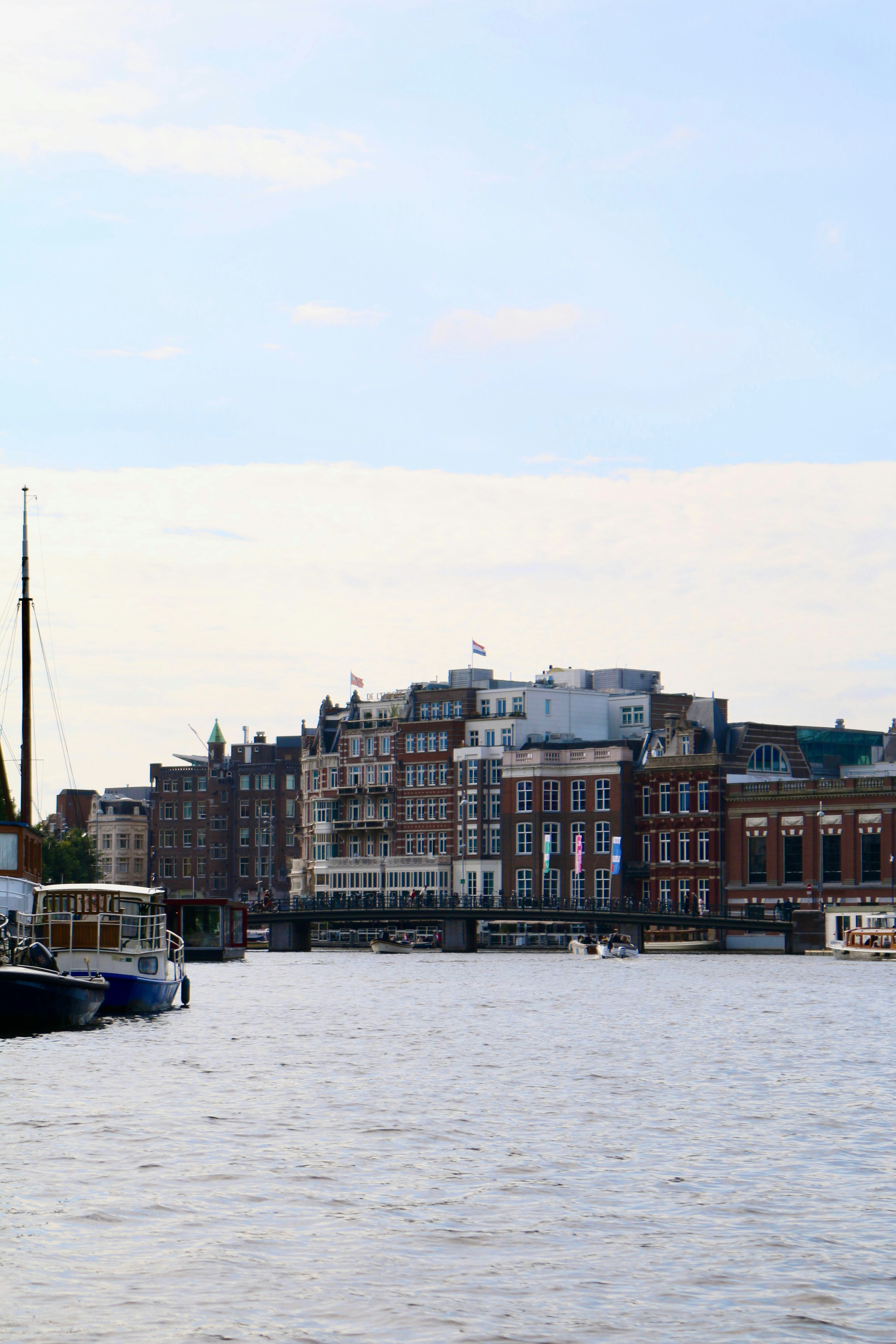 Un gran barco flotando sobre un cuerpo de agua foto – Imagen de ...