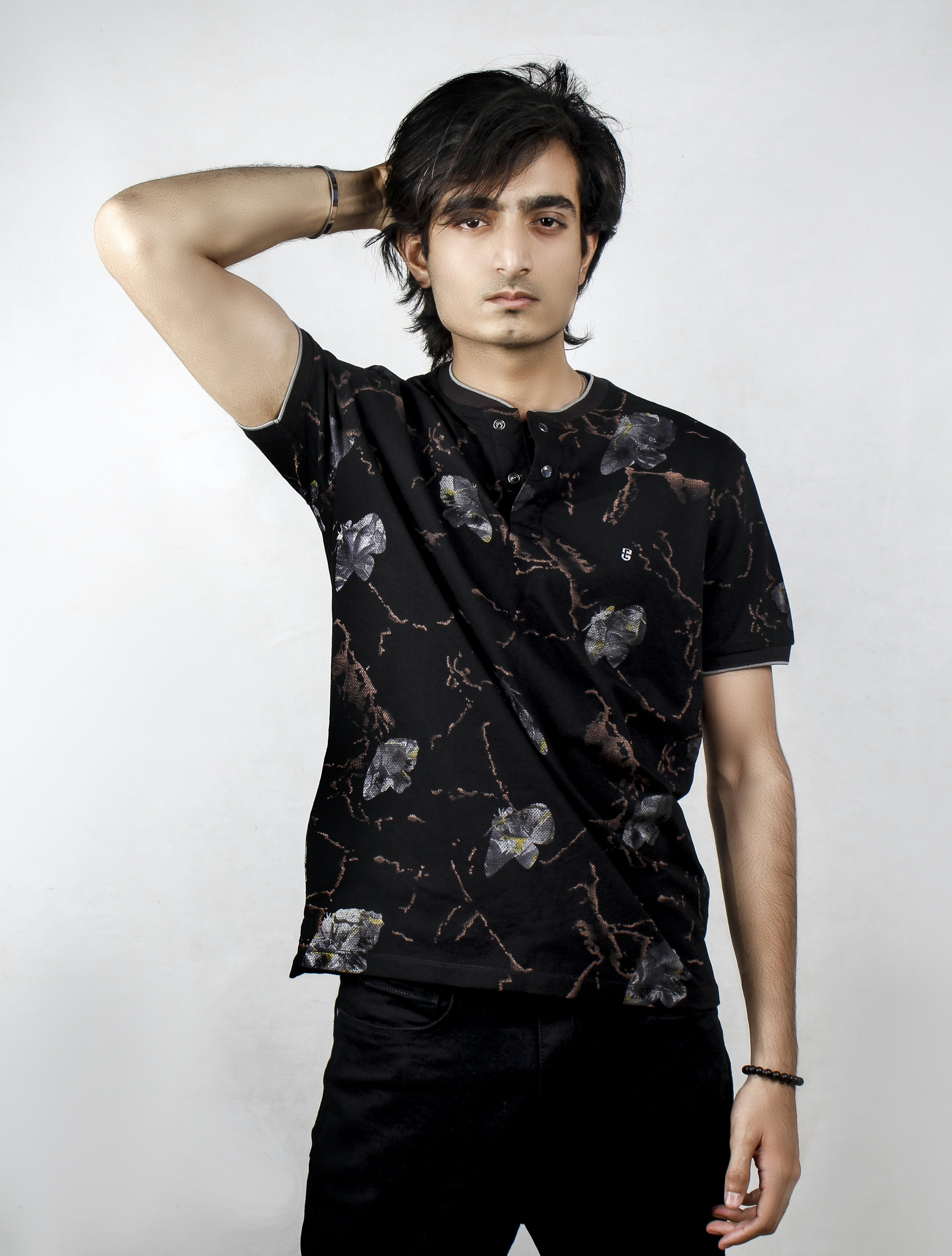 Un joven posa para una foto foto – Imagen de Naeem Ad Studios gratuita en Unsplash