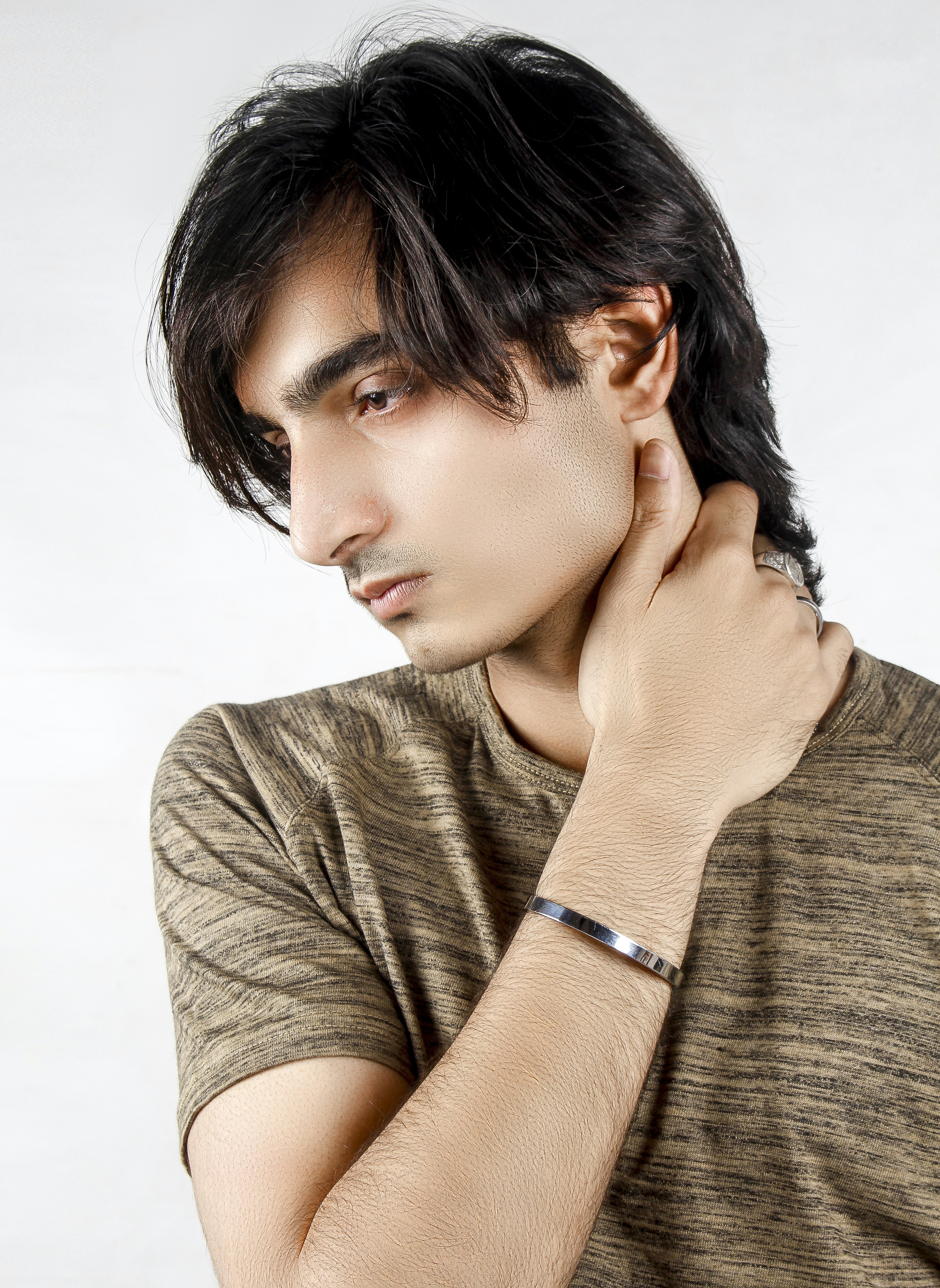 Un hombre con un brazalete en el cuello foto – Imagen de Naeem Ad Studios gratuita en Unsplash