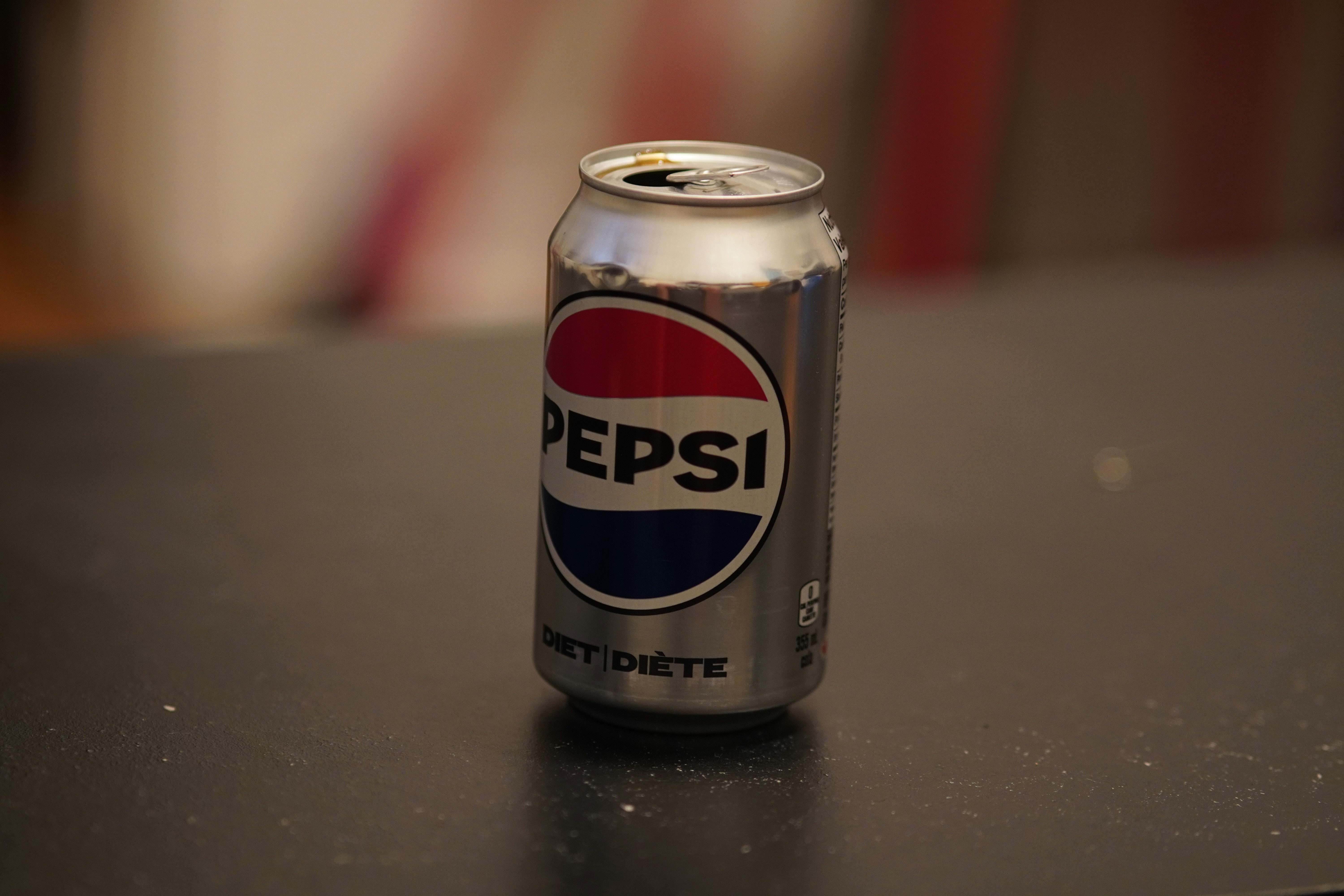 Una lata de pepsi encima de una mesa foto – Imagen de Beber gratuita en ...