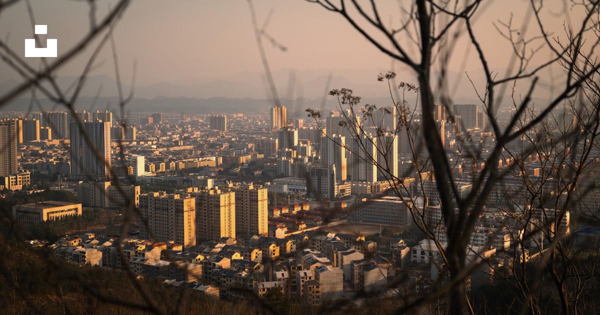 언덕 꼭대기에서 바라본 도시의 모습 사진 Unsplash의 무료 풍경화 이미지