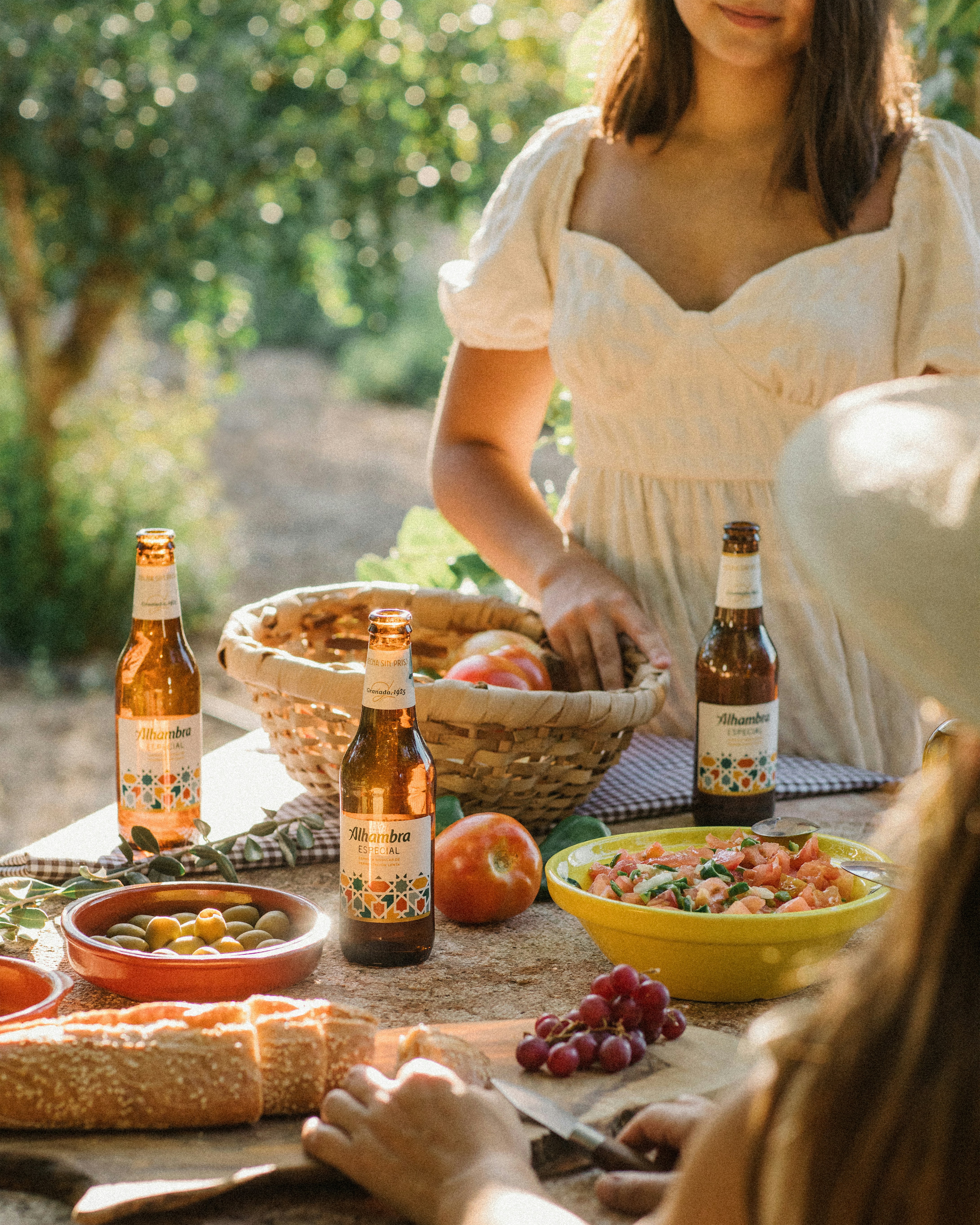Eine Gruppe von Menschen, die um einen Tisch voller Essen sitzen Foto ...