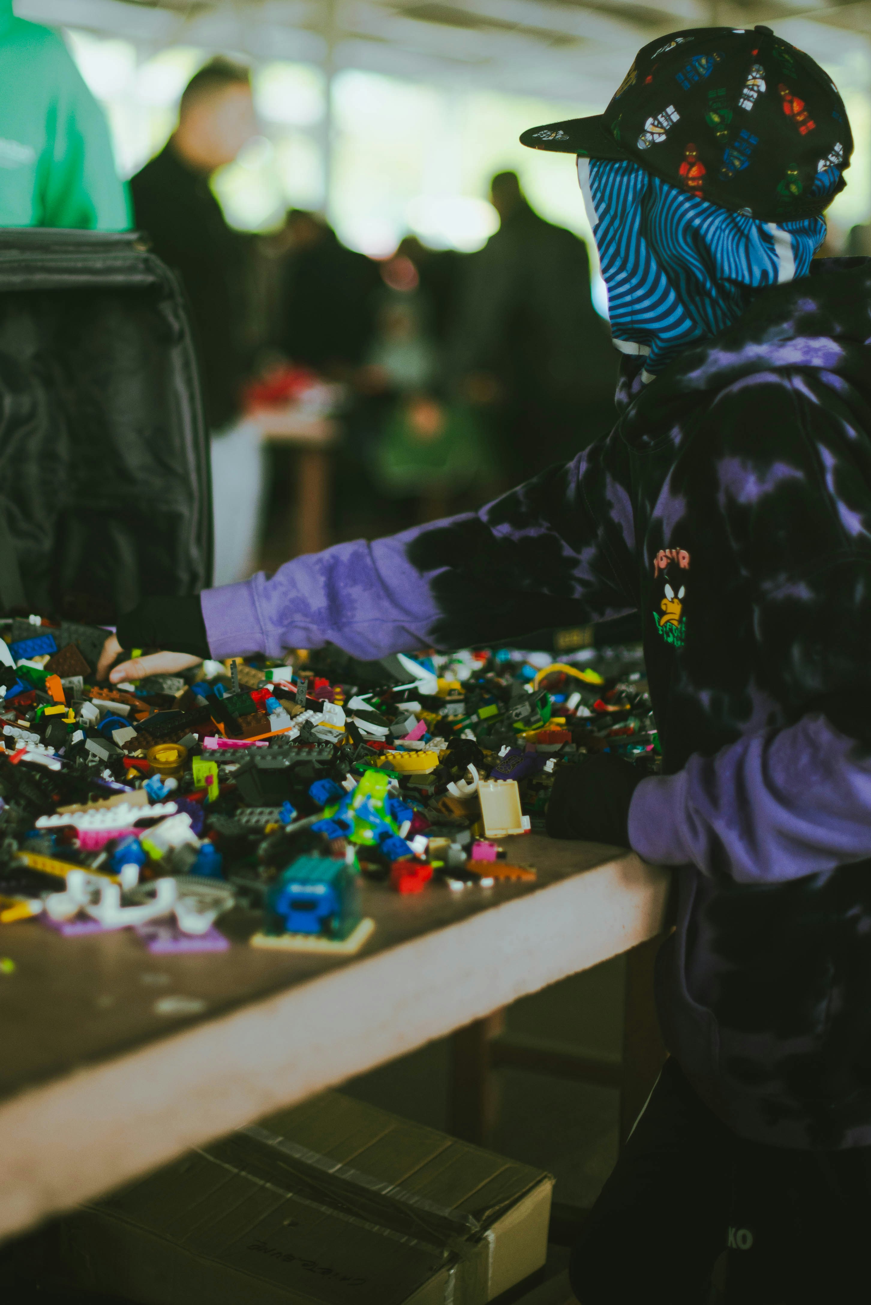 A person wearing a black hat and a purple jacket photo – Free Flea ...