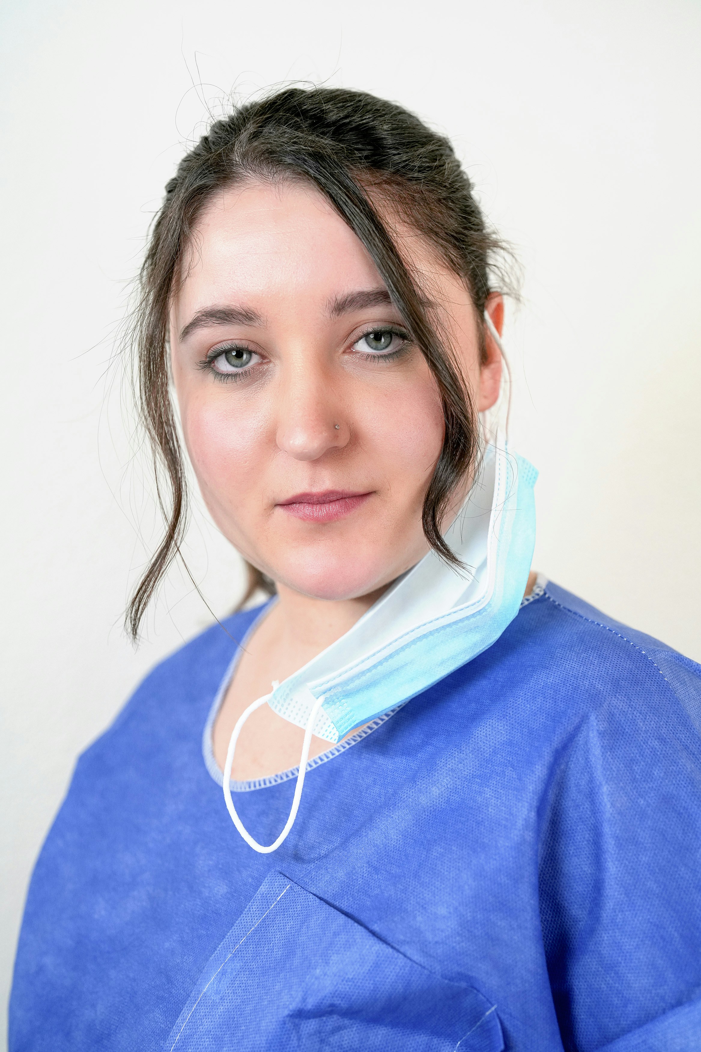 A woman with a cast on her neck photo – Free Portrait Image on Unsplash