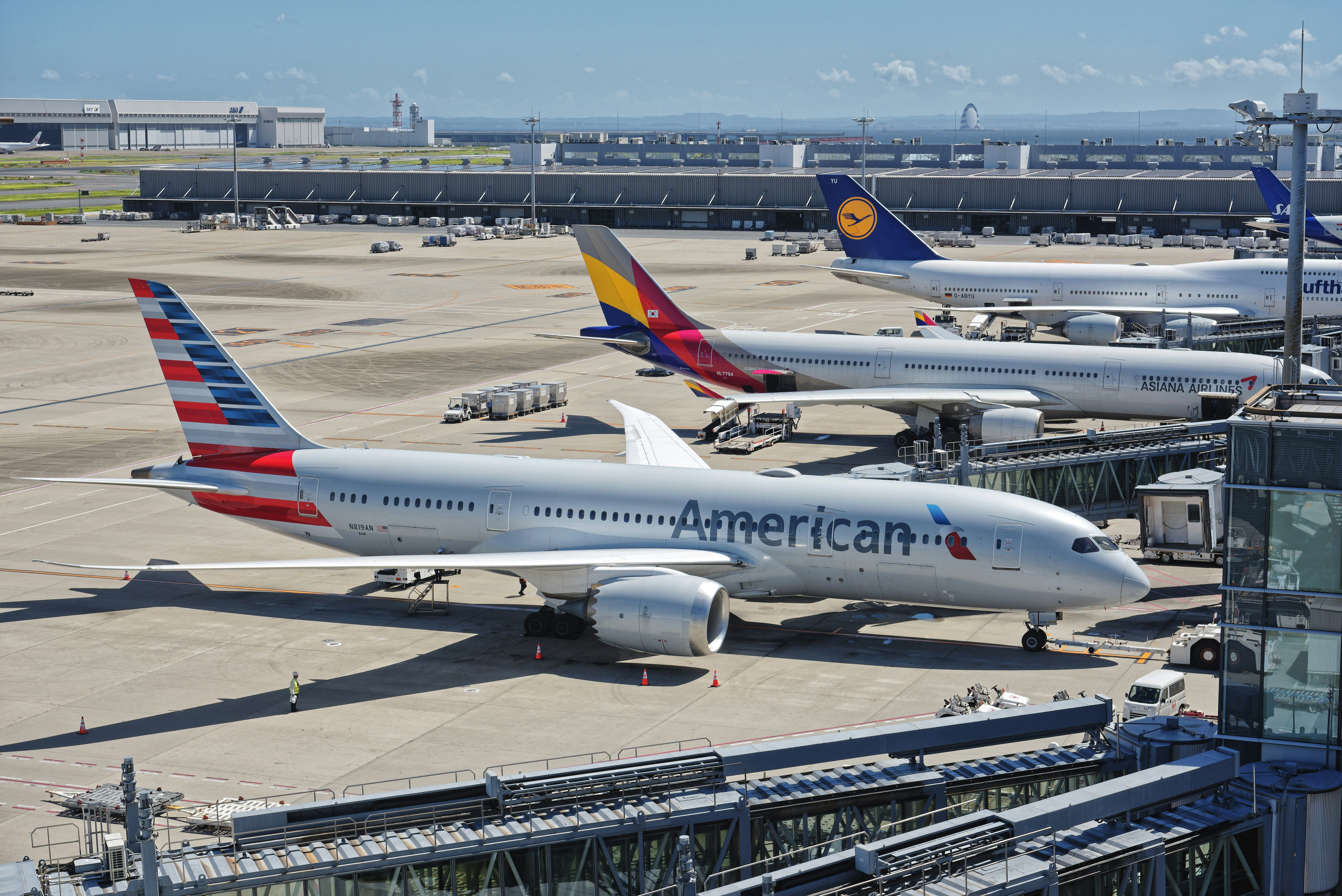 A bunch of airplanes that are on a runway photo – Free Haneda airport ...