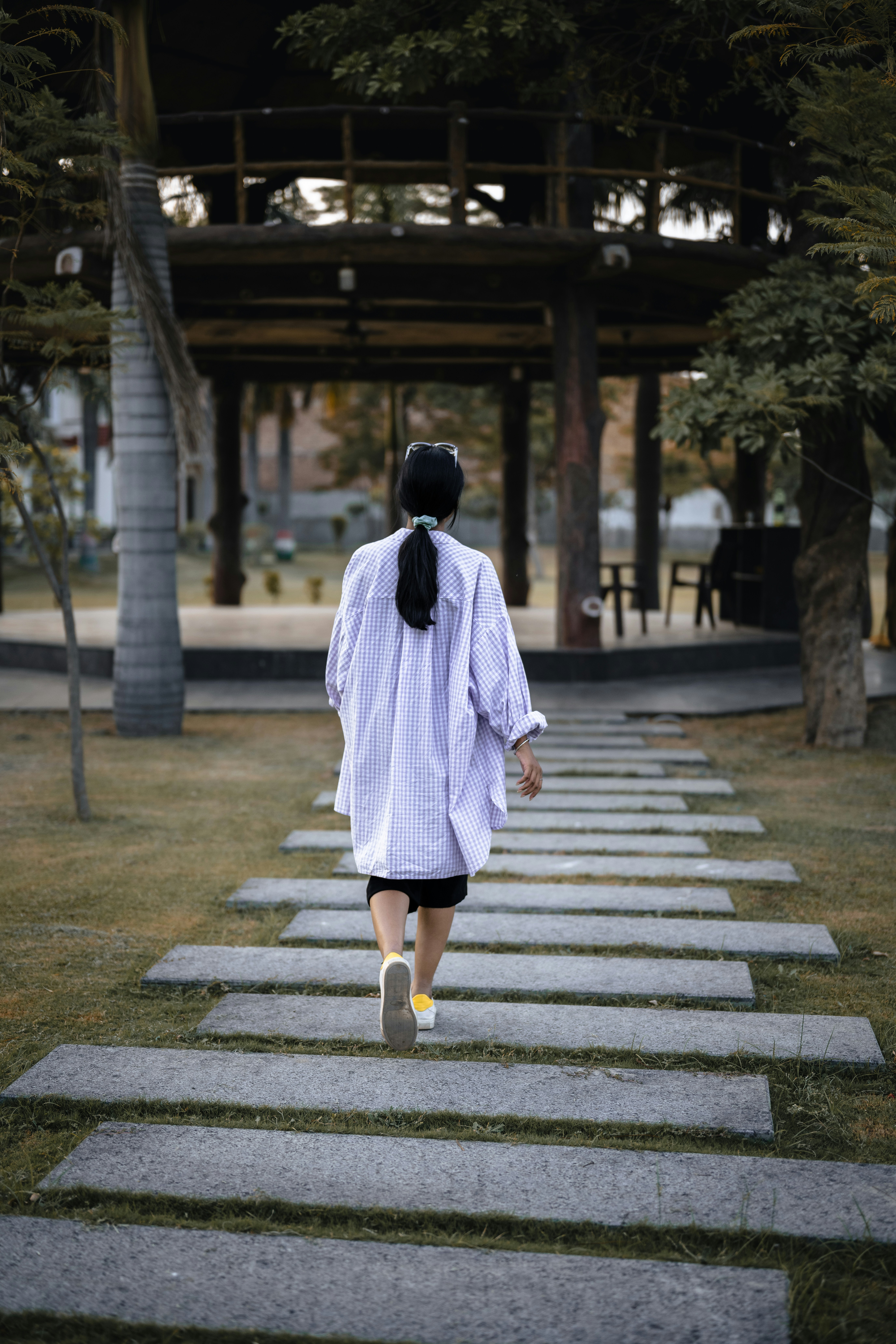 Una persona caminando por un sendero en un parque foto – Imagen de ...