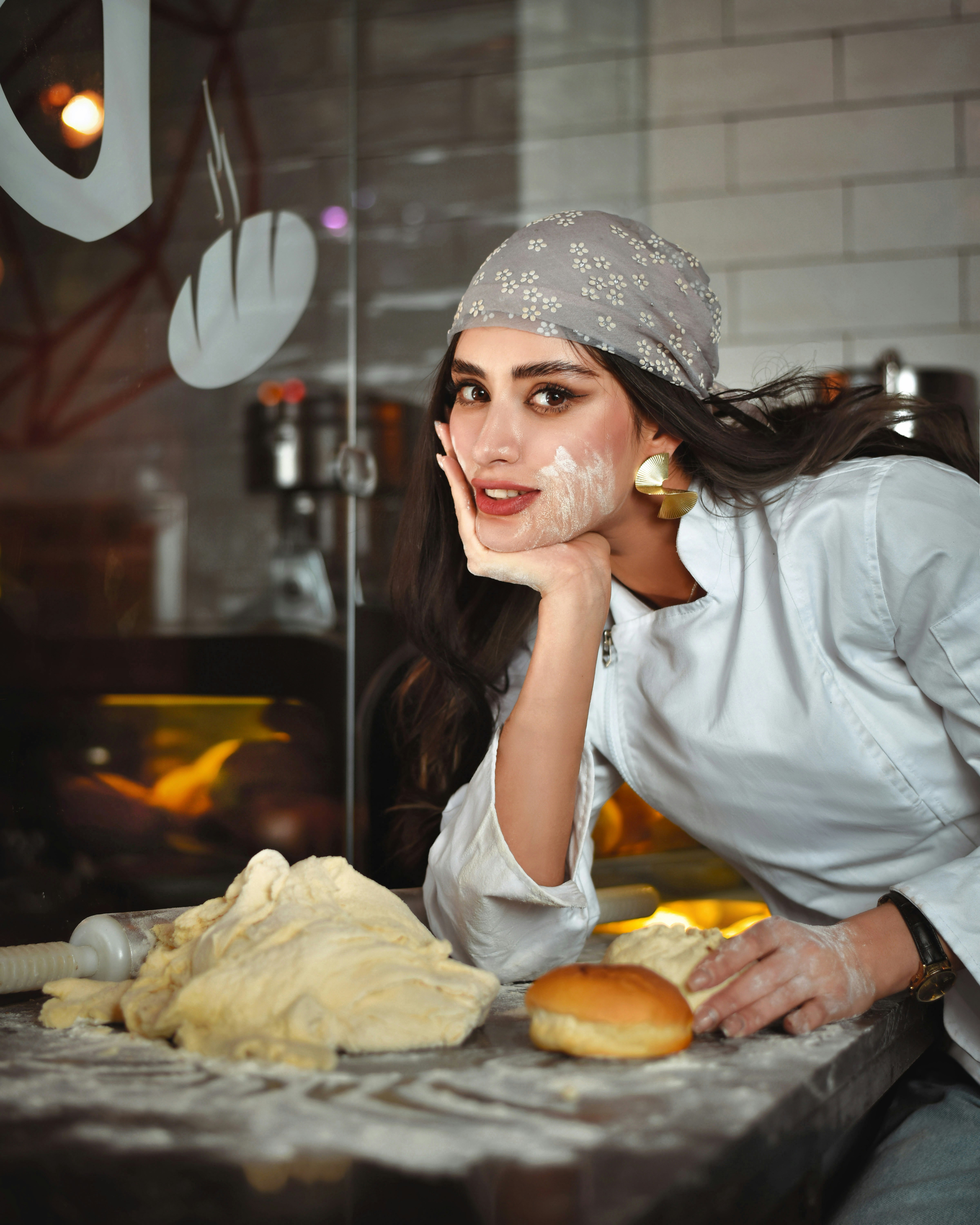 A woman sitting at a table with bread in front of her photo – Free ...