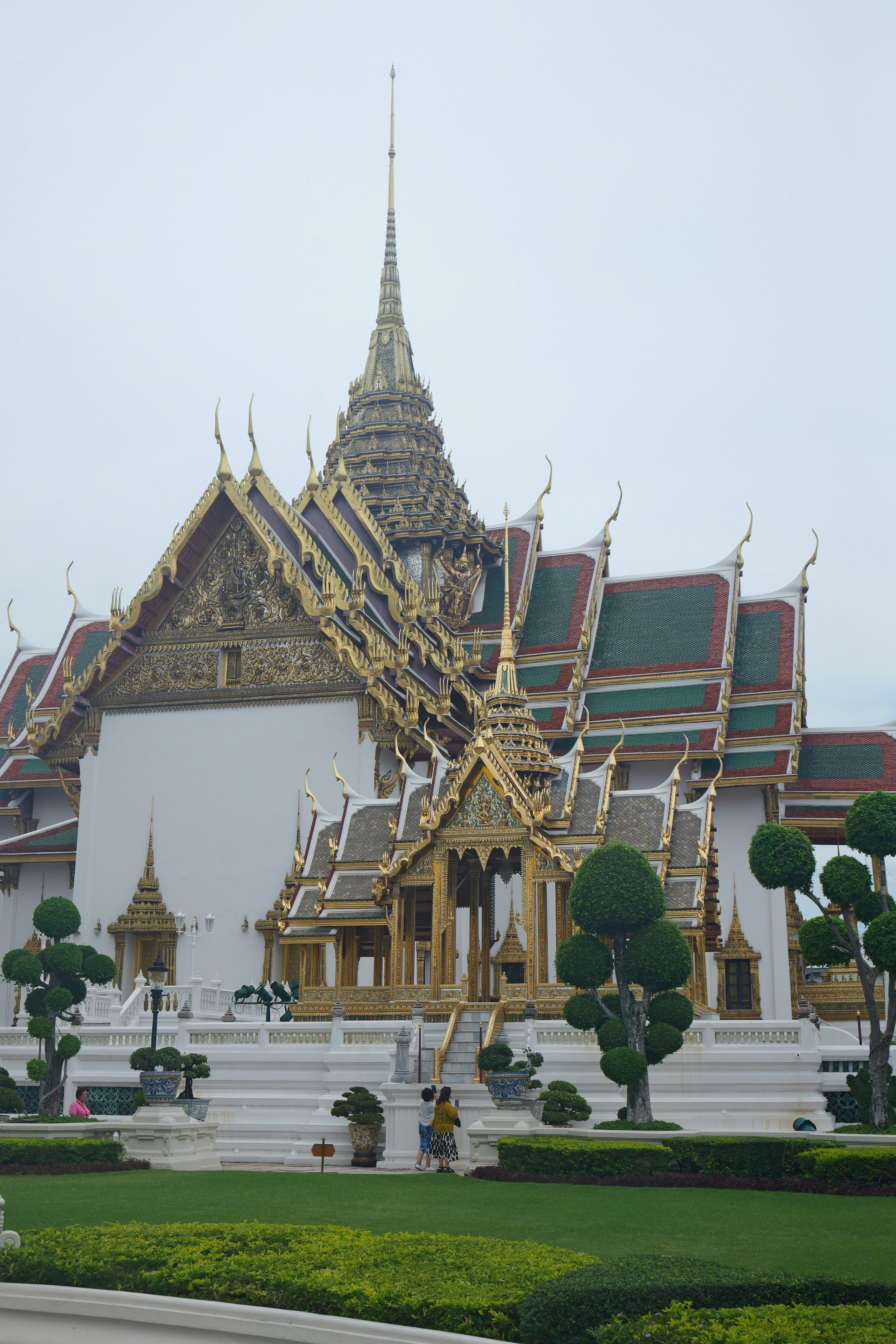 Un gran edificio que tiene mucho oro foto – Imagen de Bangkok gratuita en Unsplash