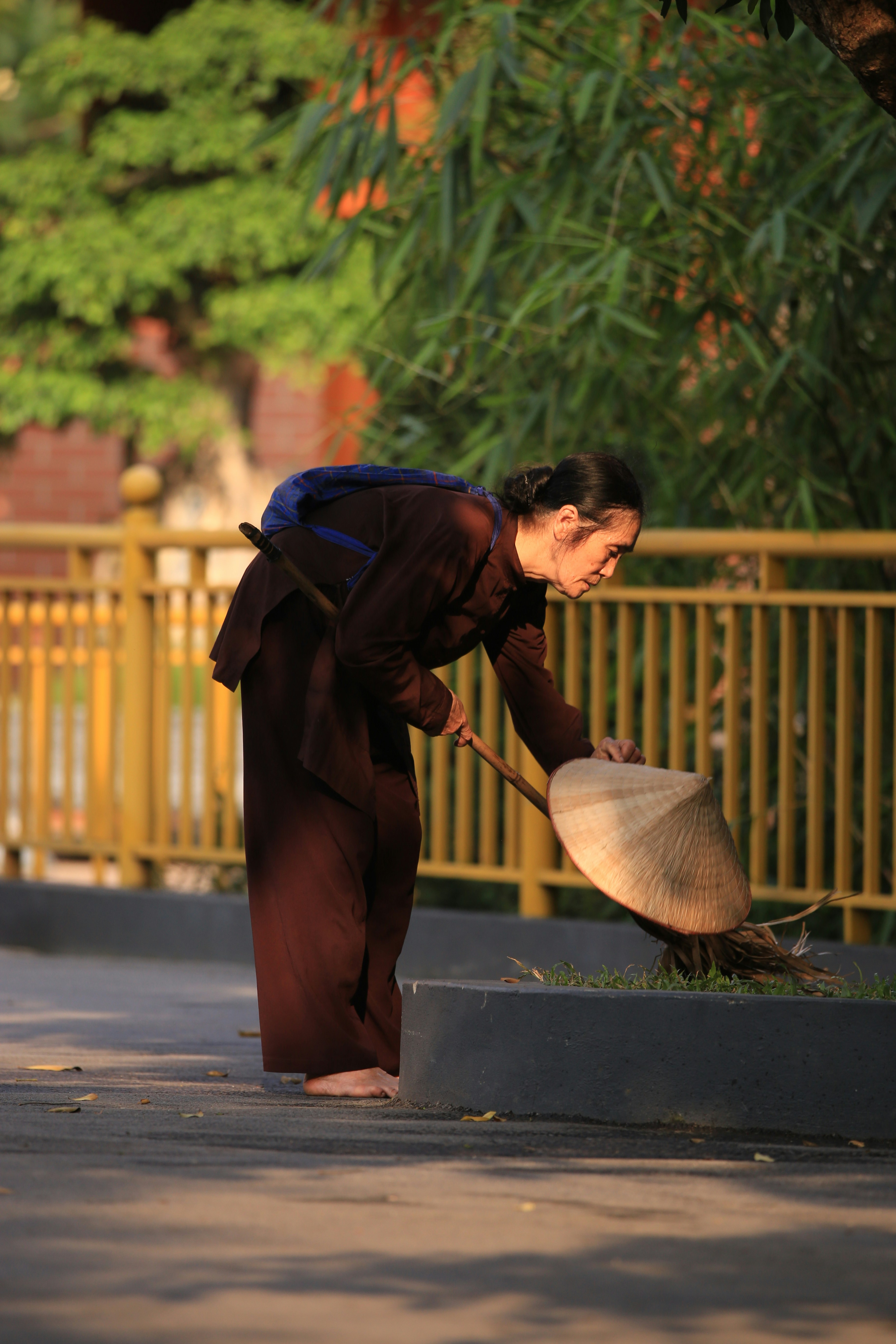 Bystander of the Garden Path: Veiled Focus on a Worker in Quiet Dawn