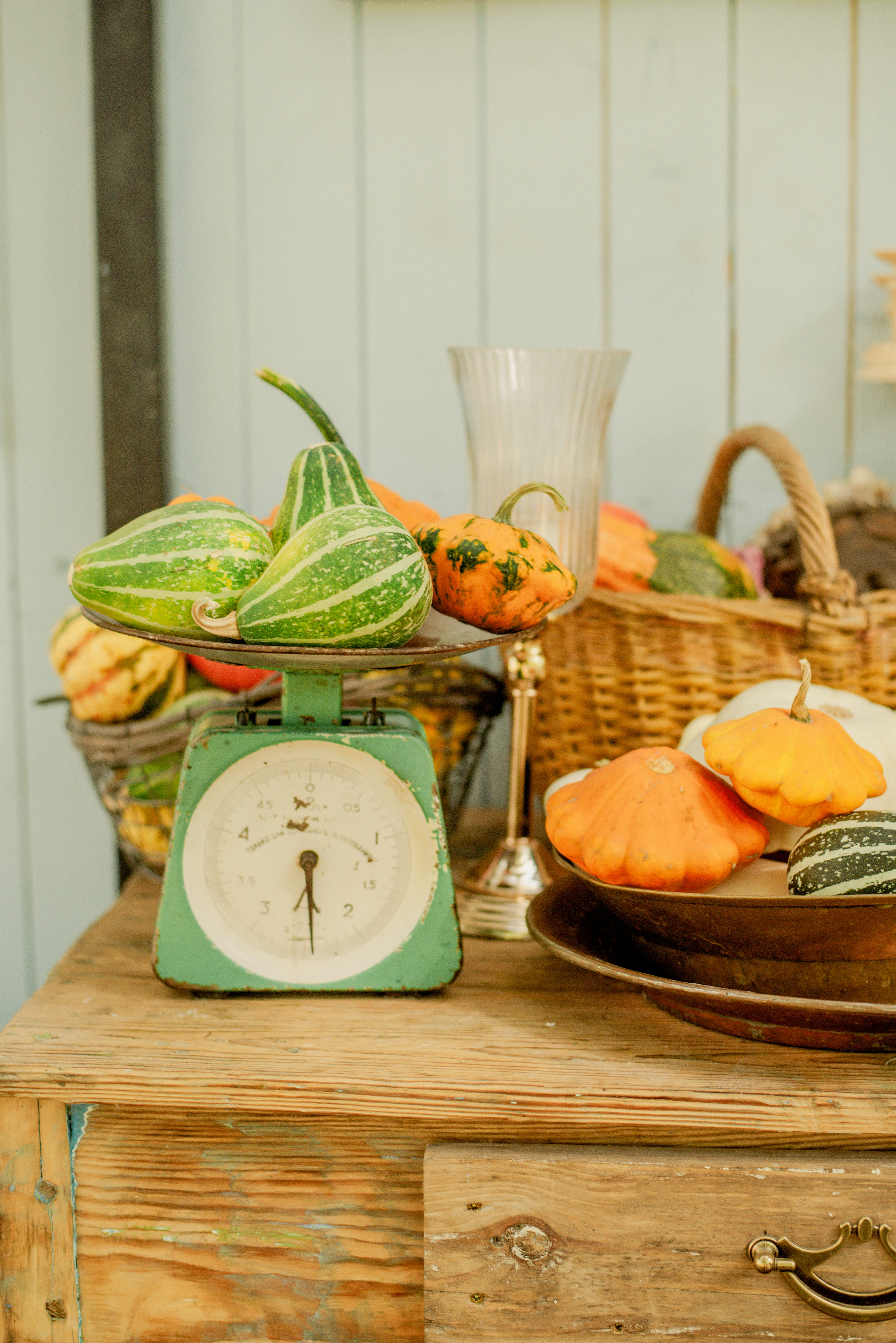 A wooden table topped with a plate of fruit and vegetables photo – Free ...