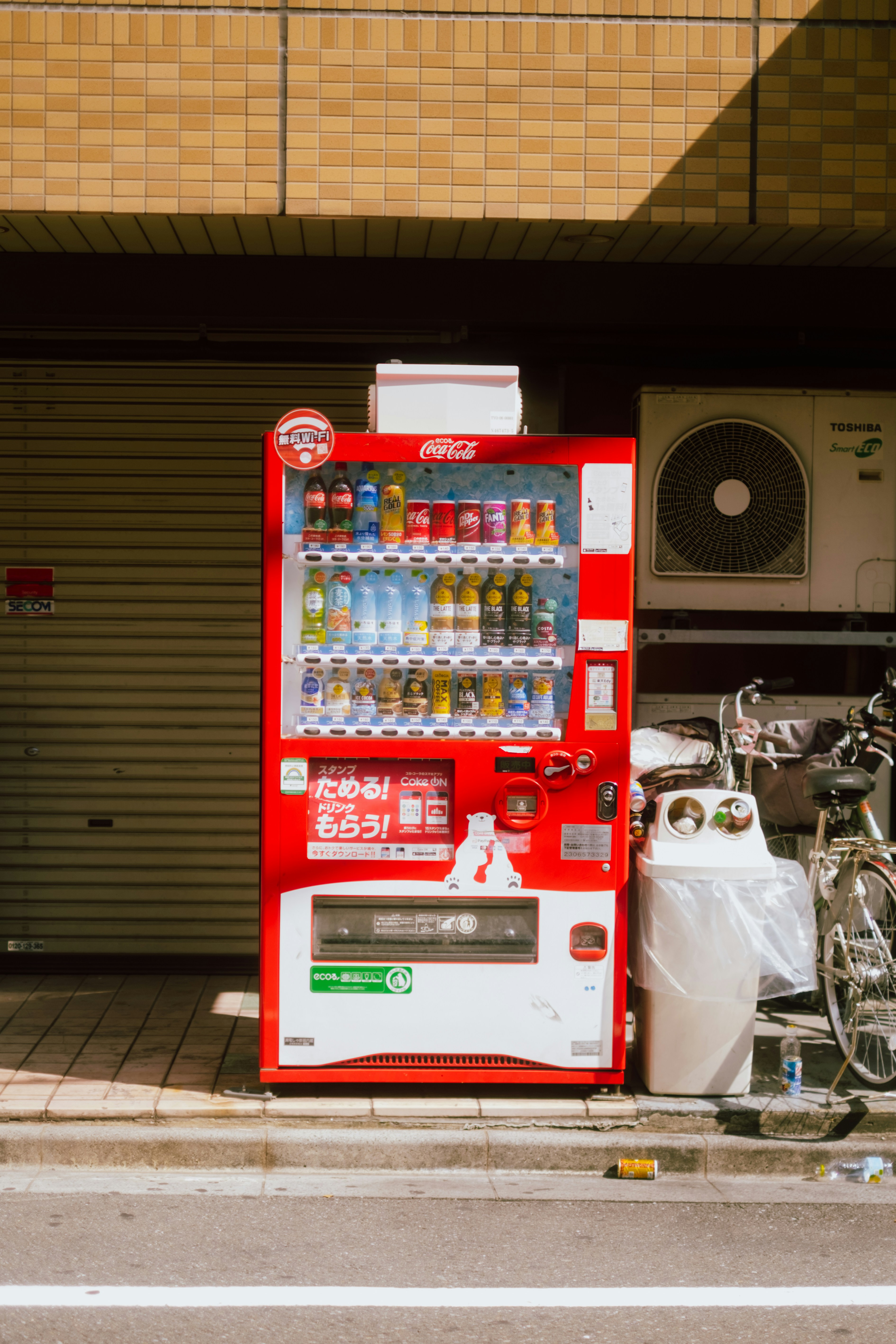 A vending machine sitting on the side of a road photo – Free Japan ...