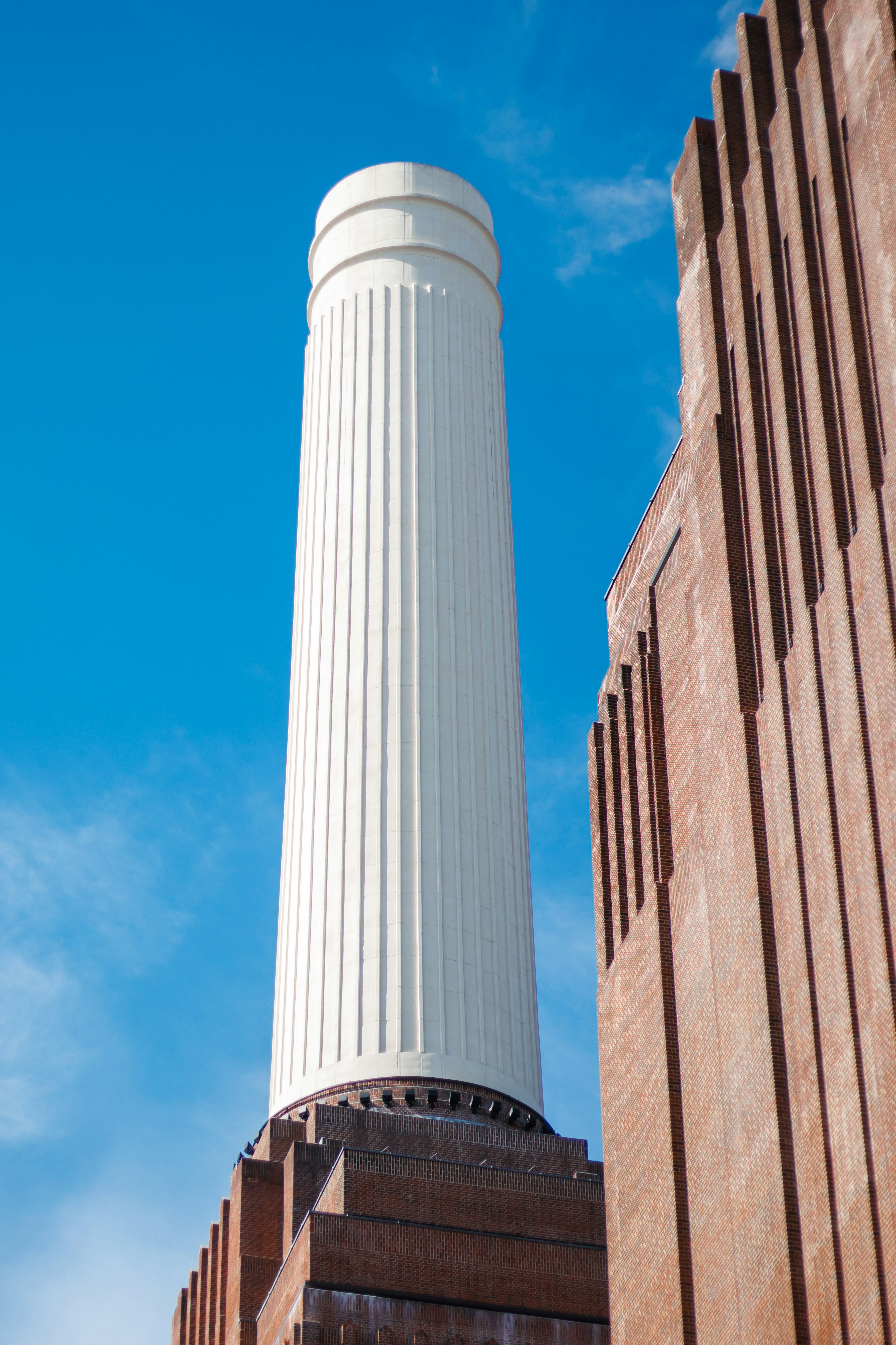 A tall white pillar in the middle of a building photo – Free London ...