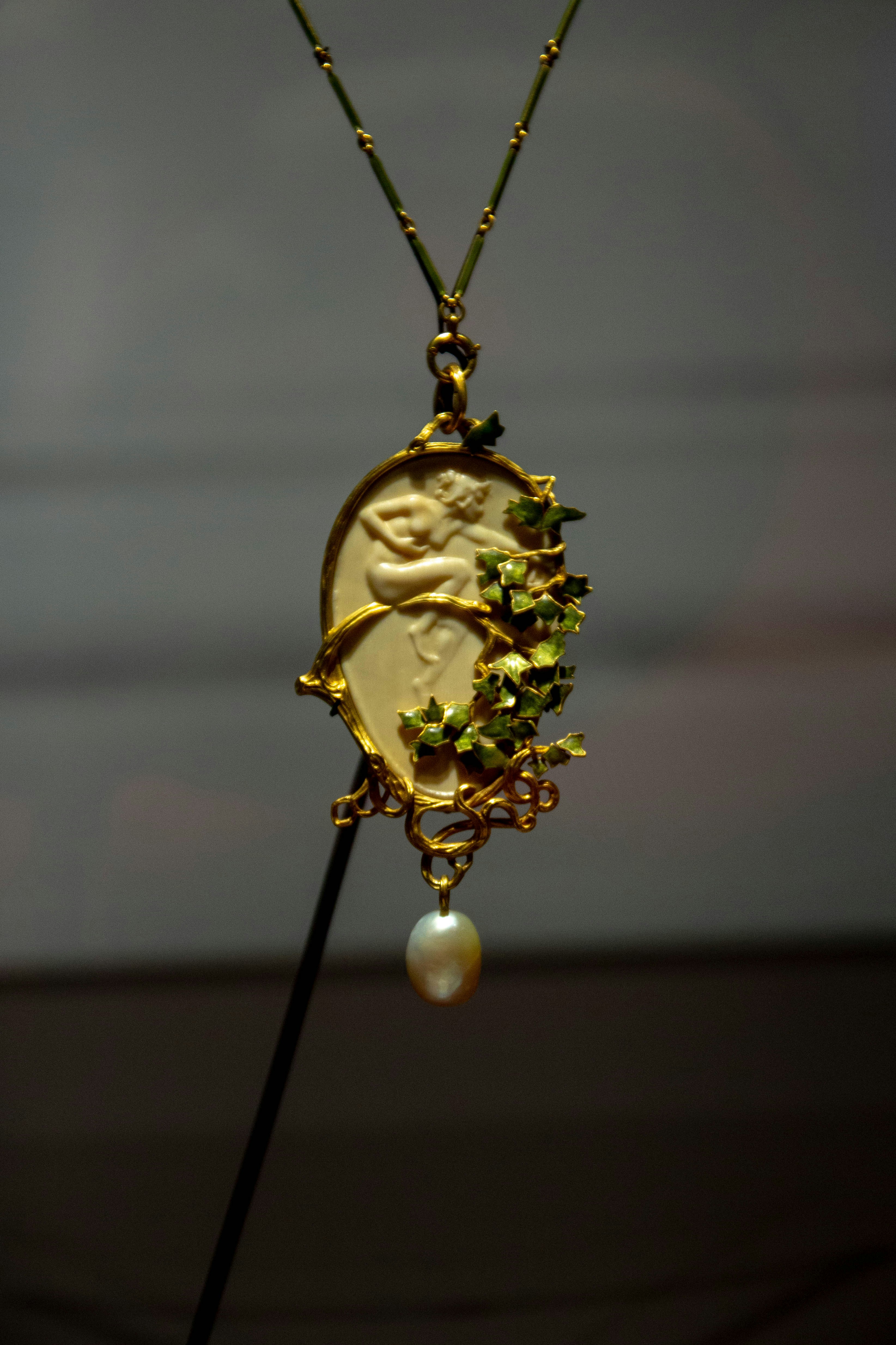 Ivy-Kissed Cameo Pendant: Delicate Gold, Pearls, and a Quiet Glow