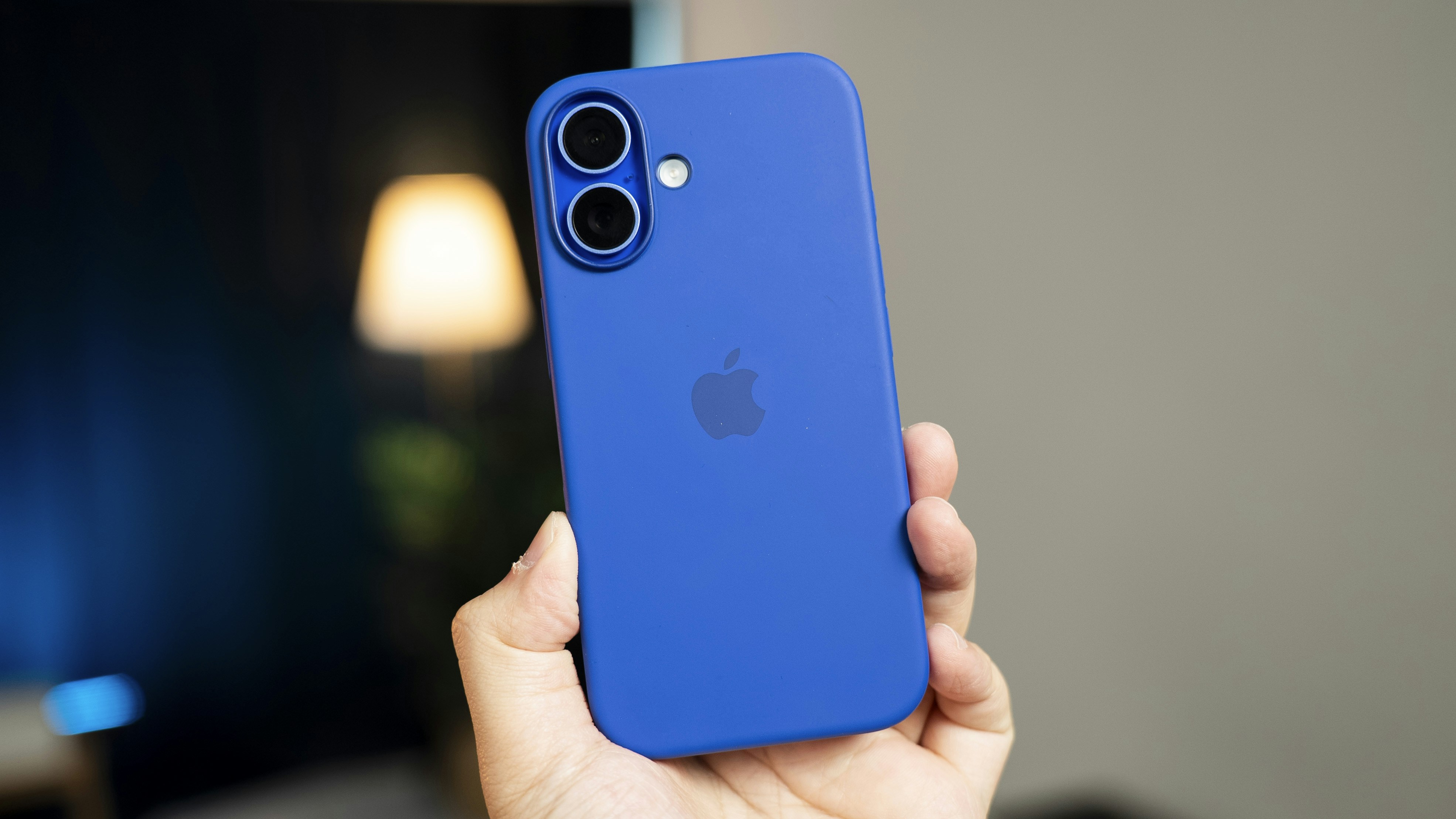 Una persona con un iPhone azul en la mano foto – Imagen de IPhone gratuita en Unsplash