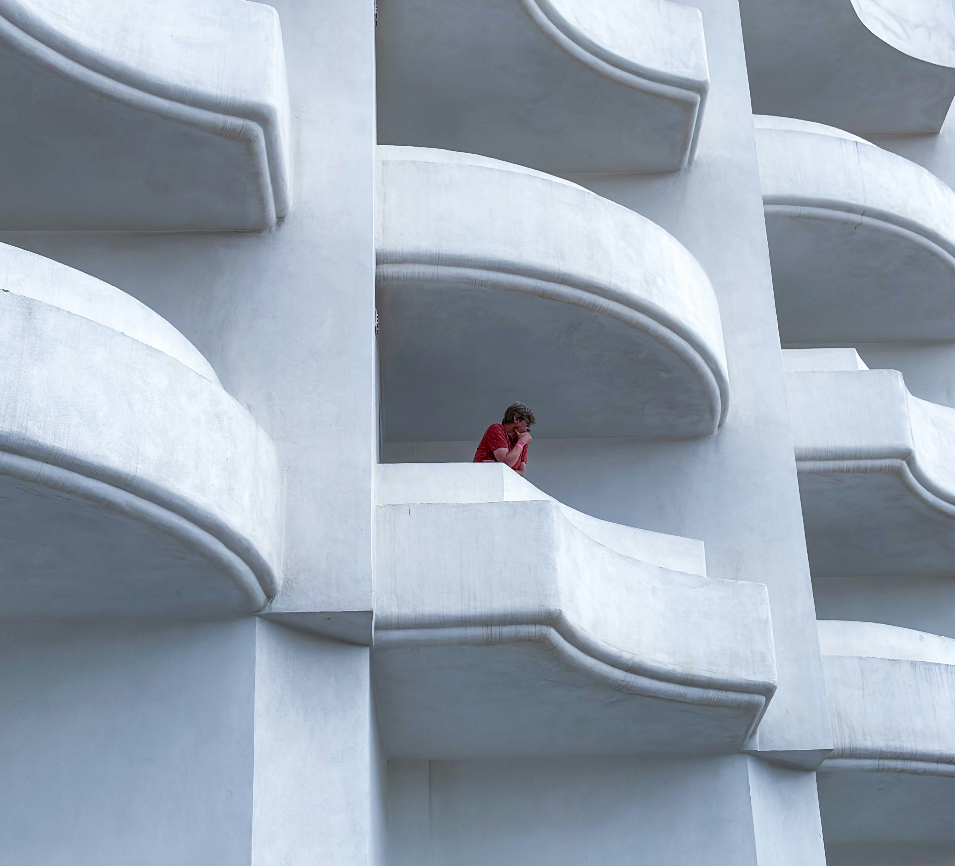A Quiet Figure on Geometric Seas of Concrete