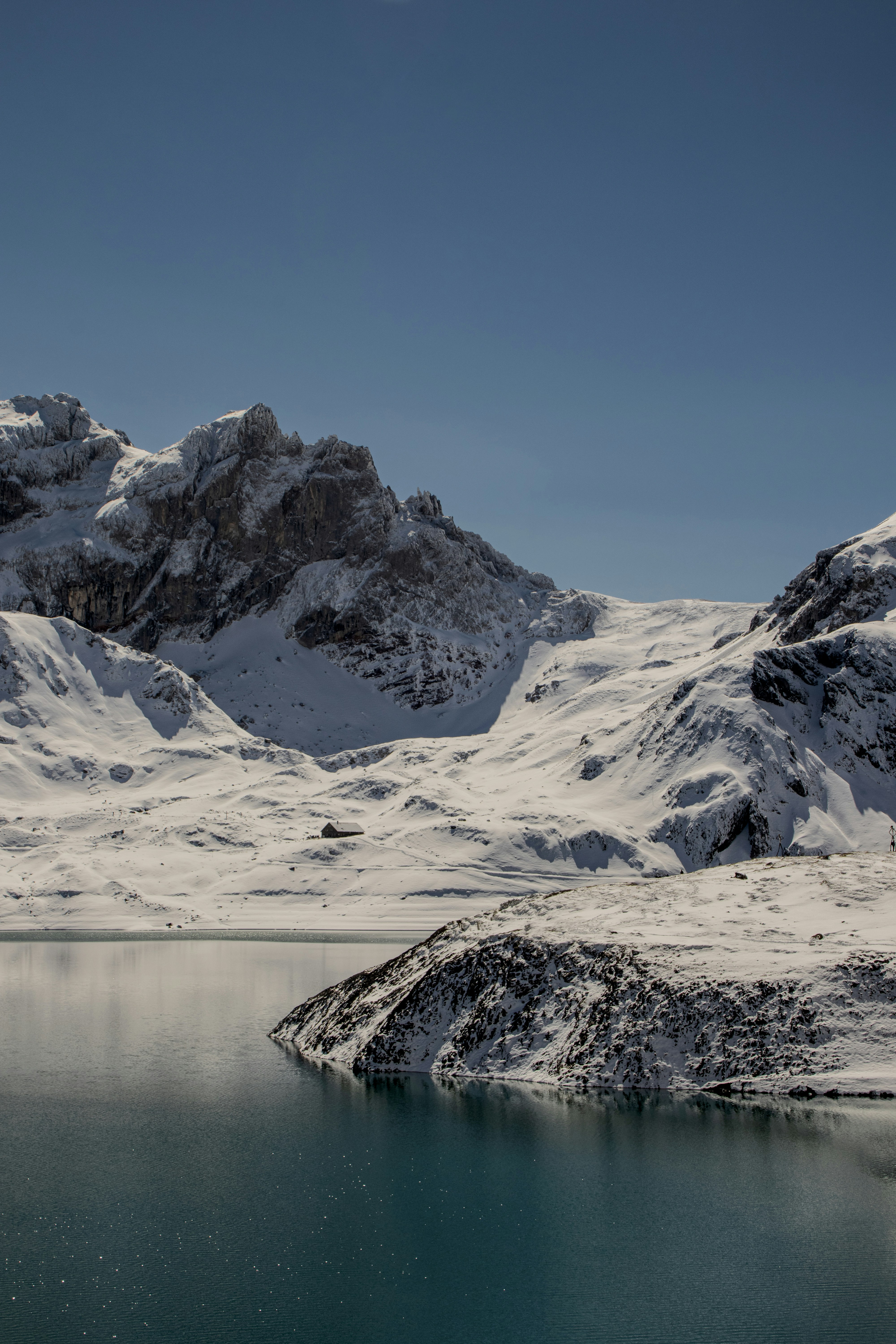 Between Ice and Sky: A Quiet Alpine Ridge Over a Glassy Lake