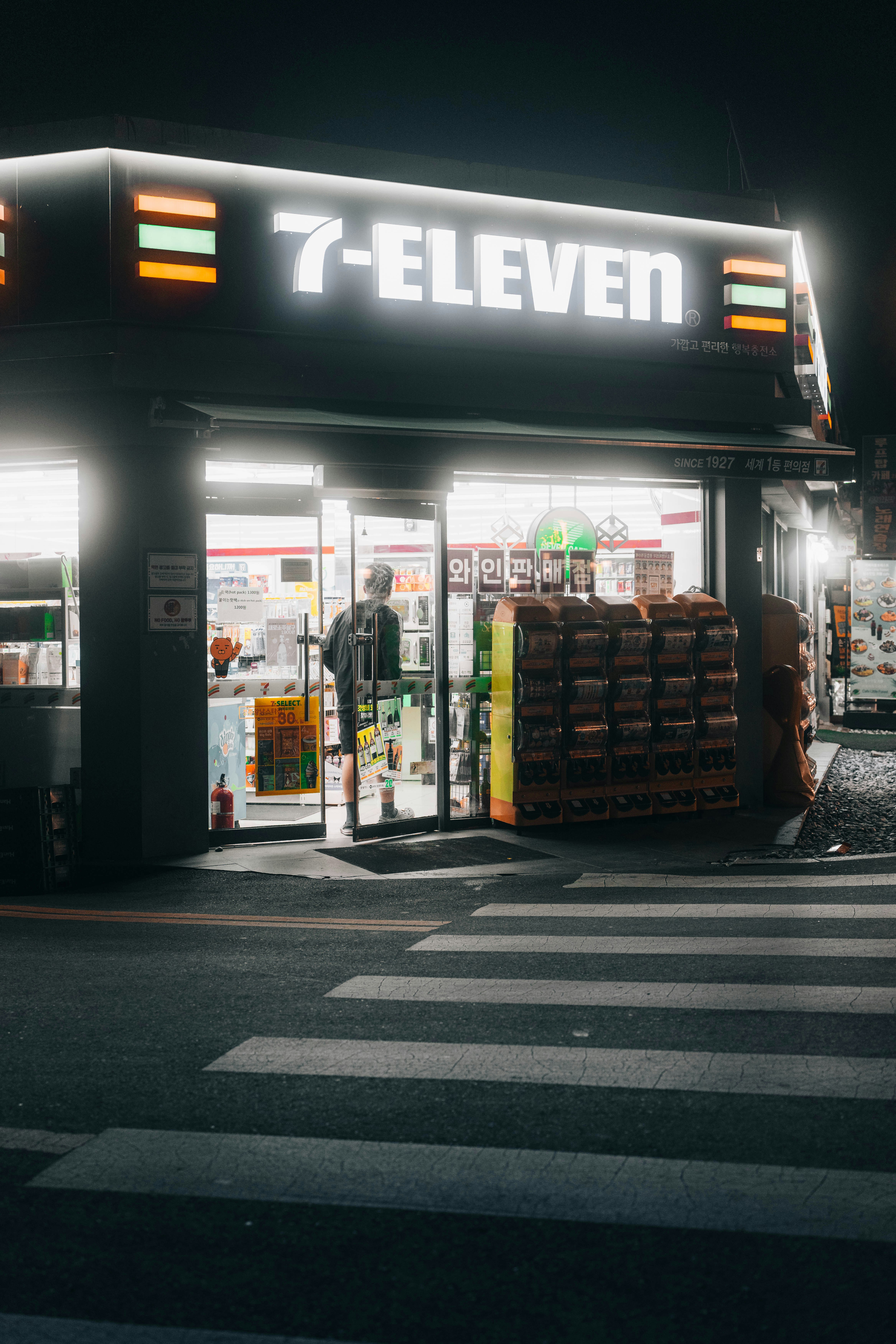 A 7 - eleven store at night with the lights on photo – Free Séoul Image ...