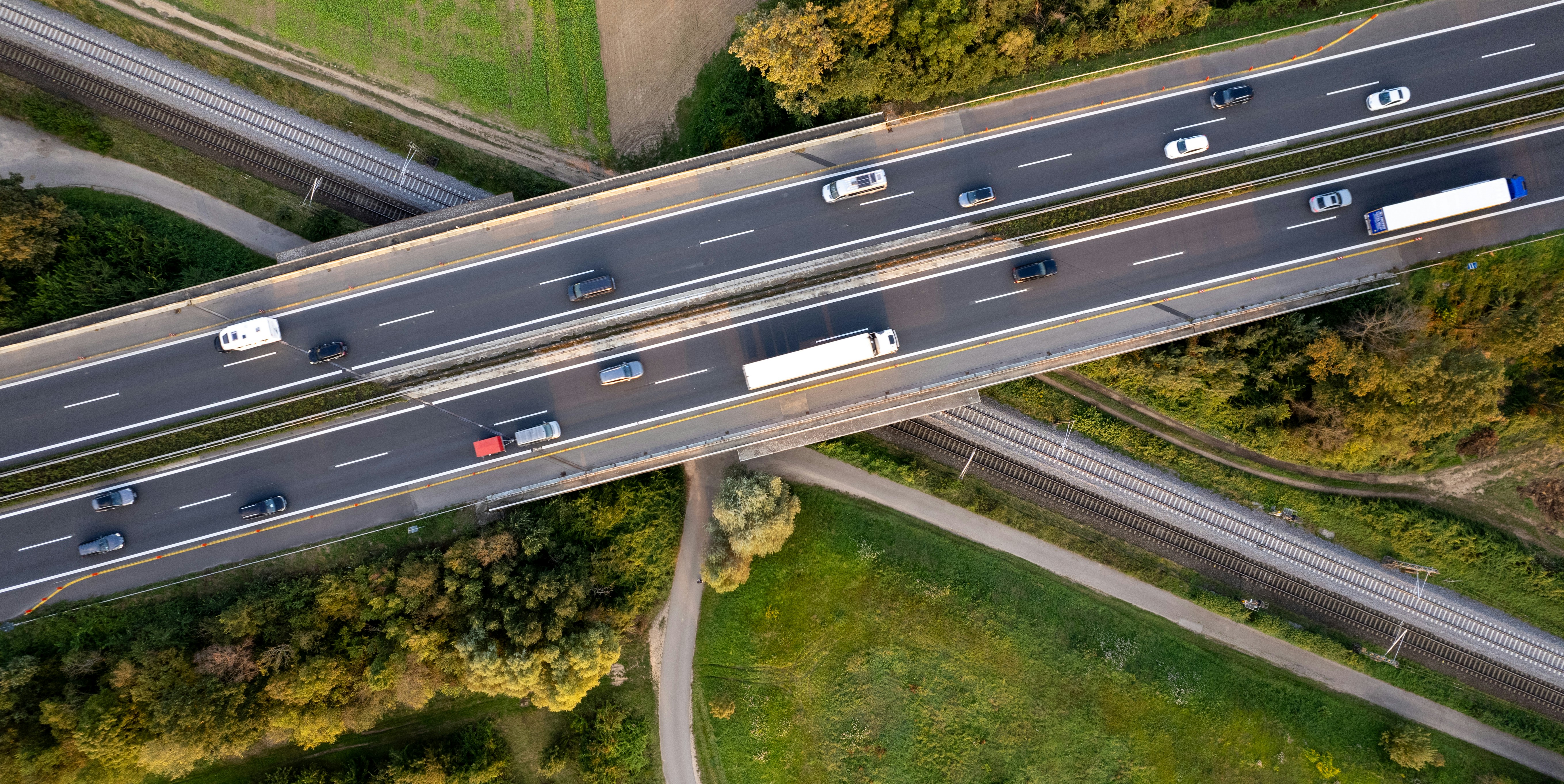 An aerial view of a highway intersection with cars on it photo – Free ...