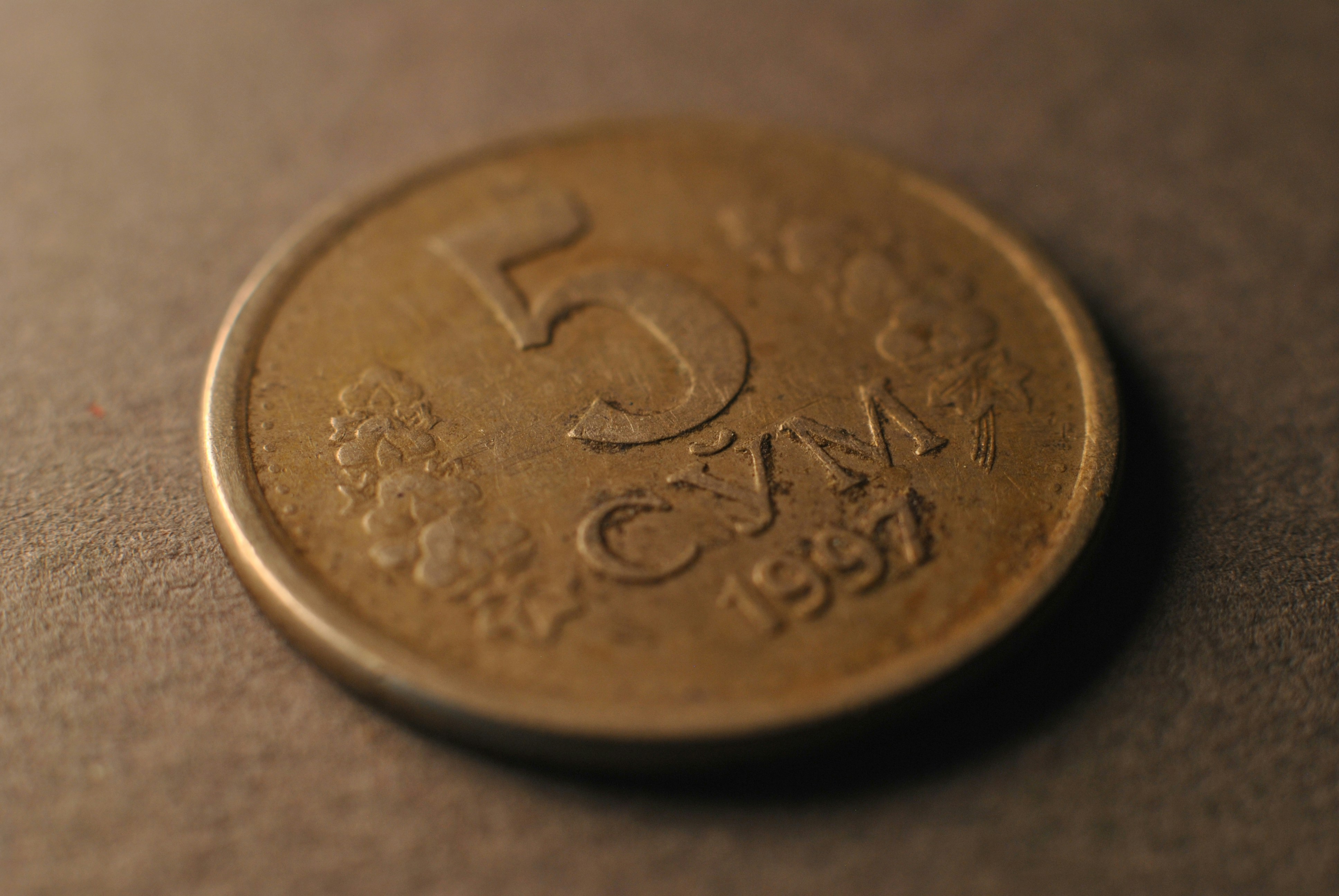 A close up of a coin on a table photo – Free Money Image on Unsplash