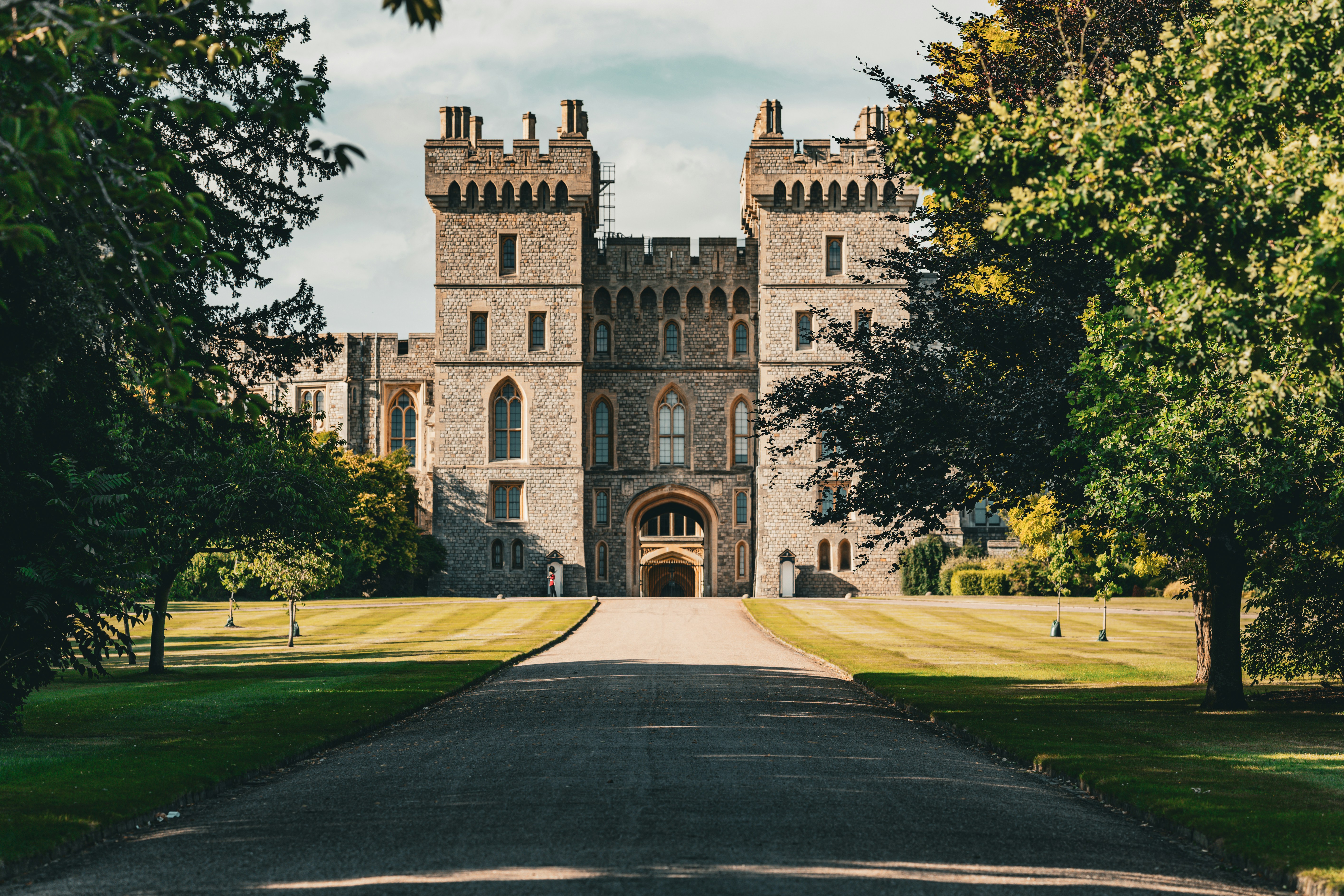 A large castle with a long driveway leading to it photo – Free London ...