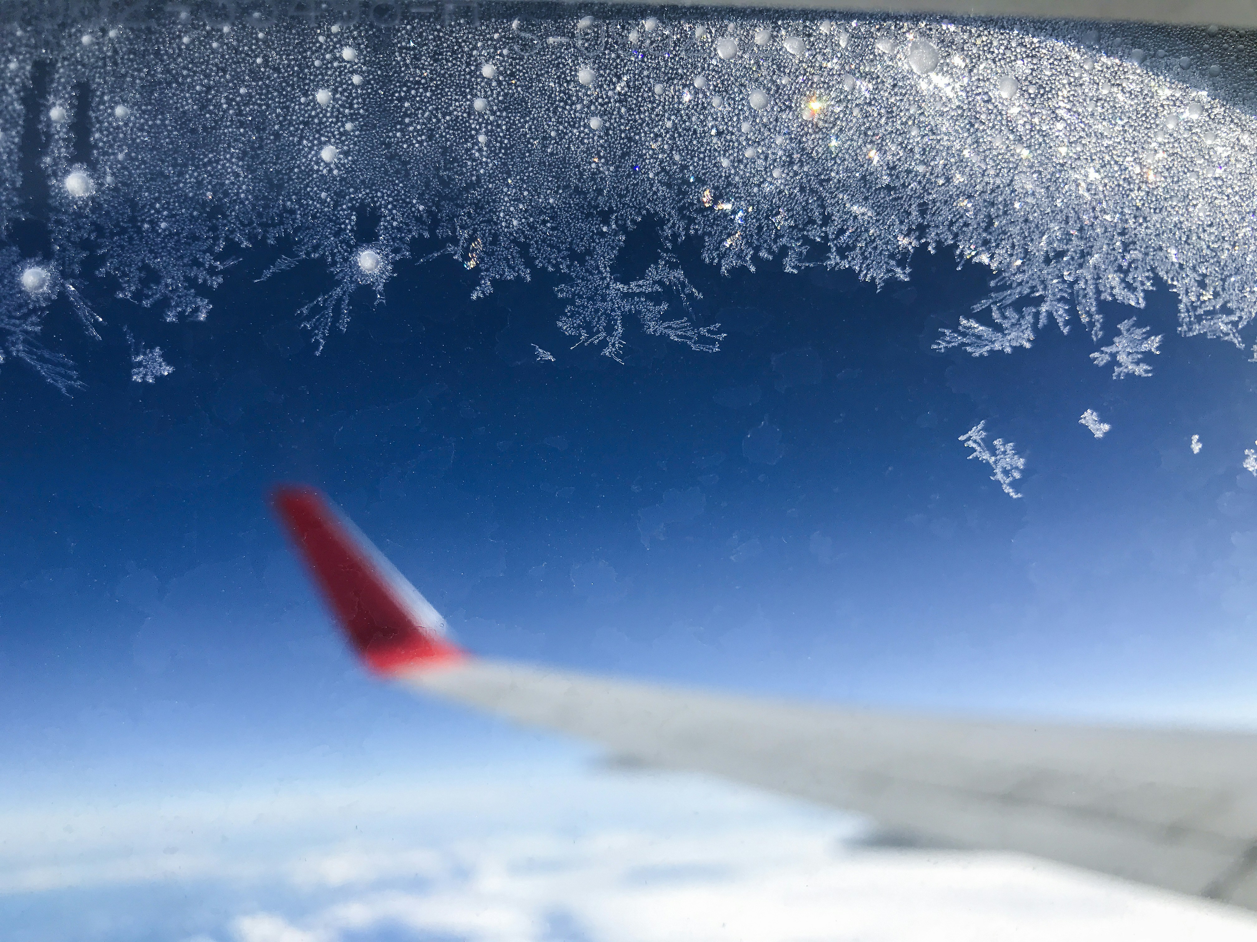 An airplane wing with snow flakes on it photo – Free 窓 Image on Unsplash