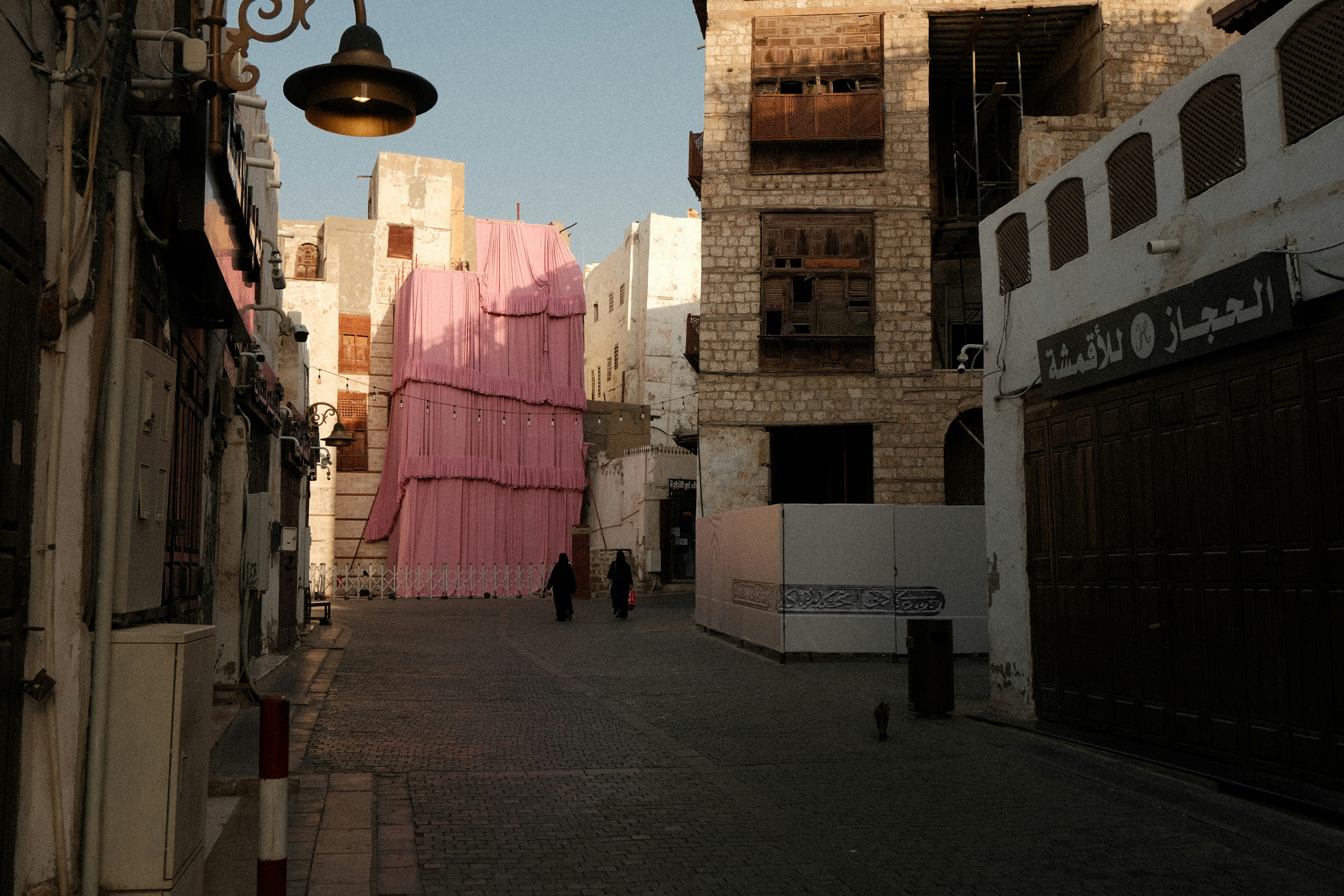 A street light hanging from the side of a building photo – Free Jeddah ...