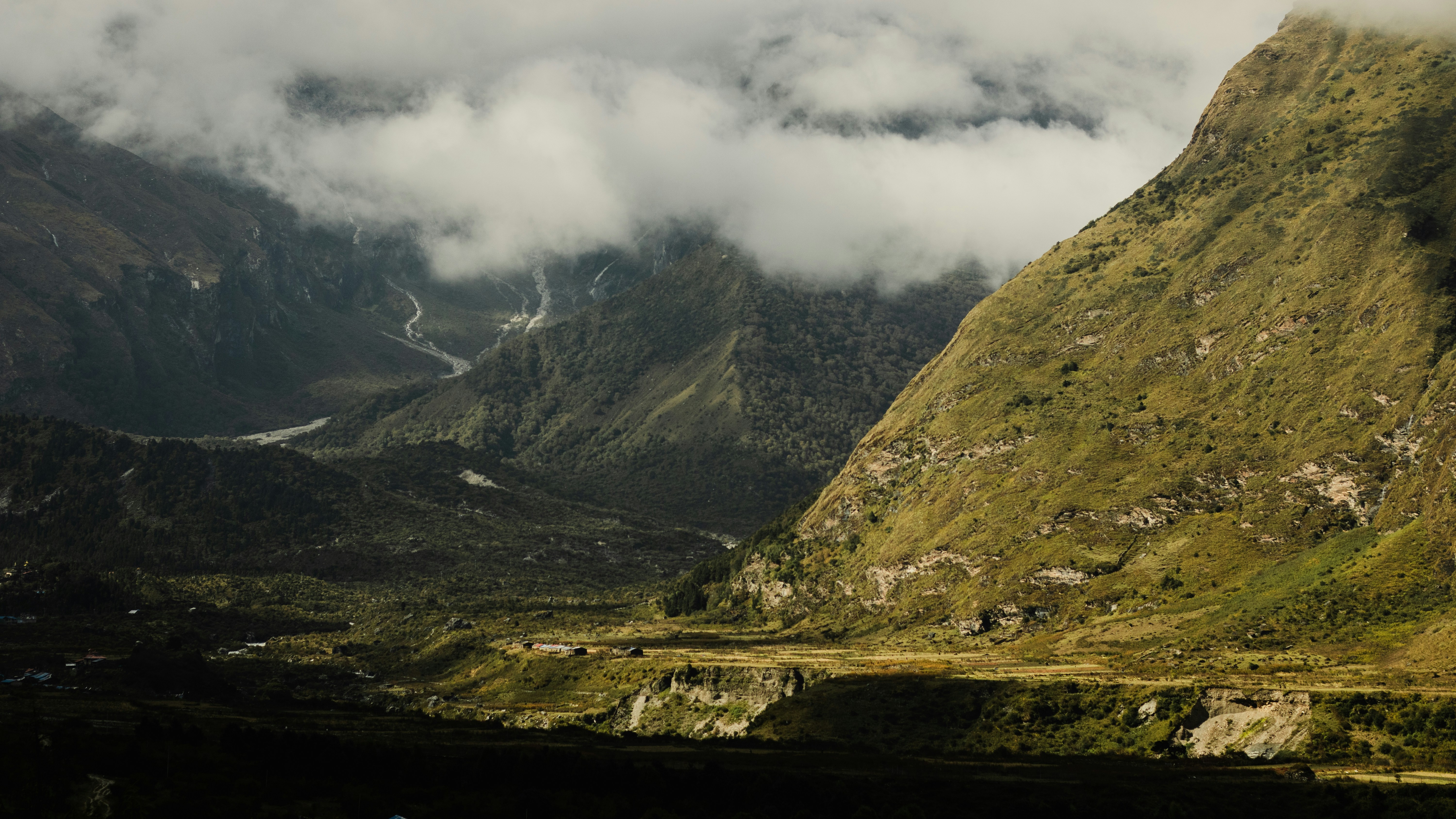 A view of a mountain range with clouds in the sky photo – Free Forest Image on Unsplash