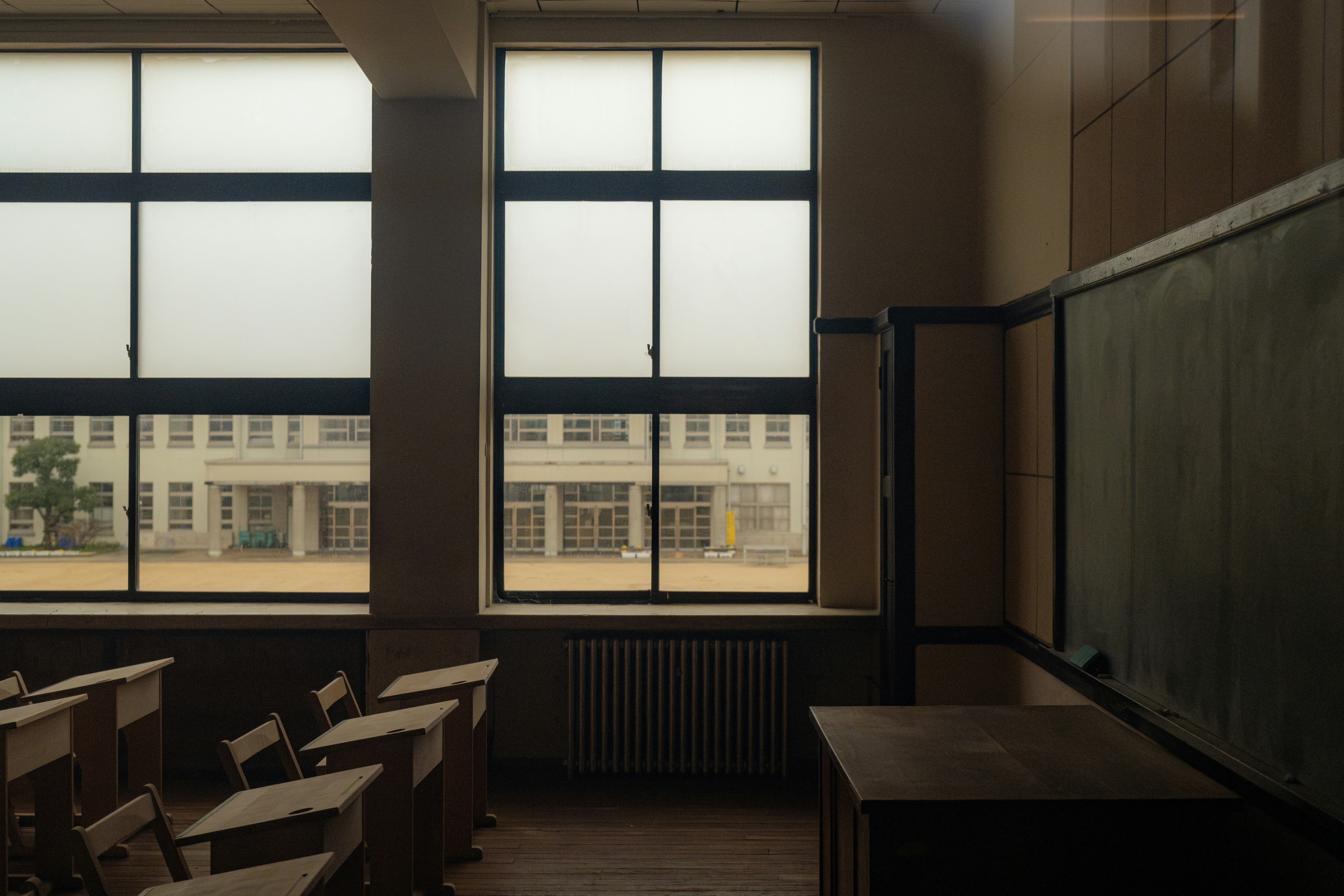 An empty classroom with desks and a chalkboard photo – Free Building ...