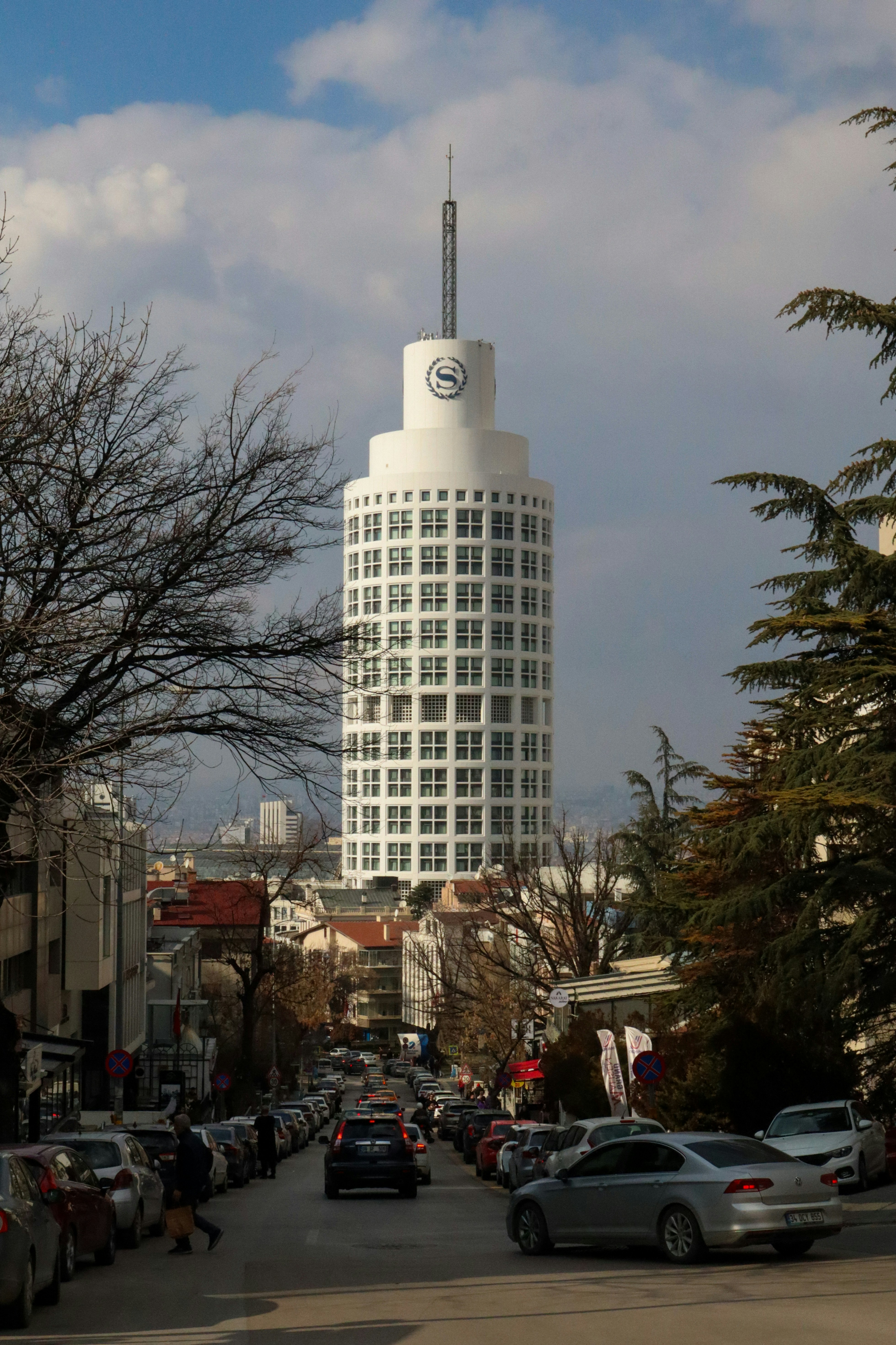 Street Convergence to a Crowned White Tower