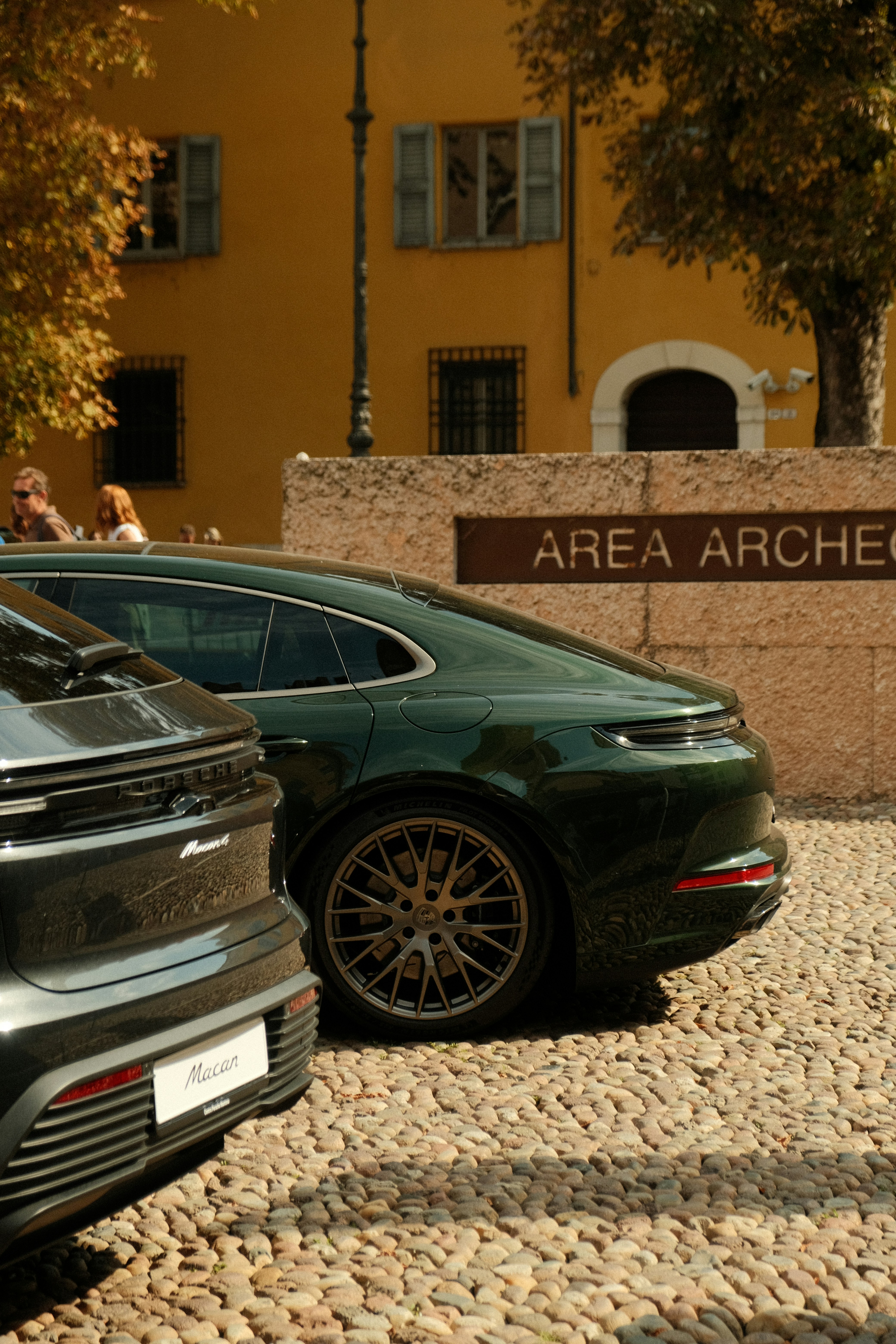 Green Coupe at the Cobblestone Courtyard: Sunlit Curves and Quiet Architecture