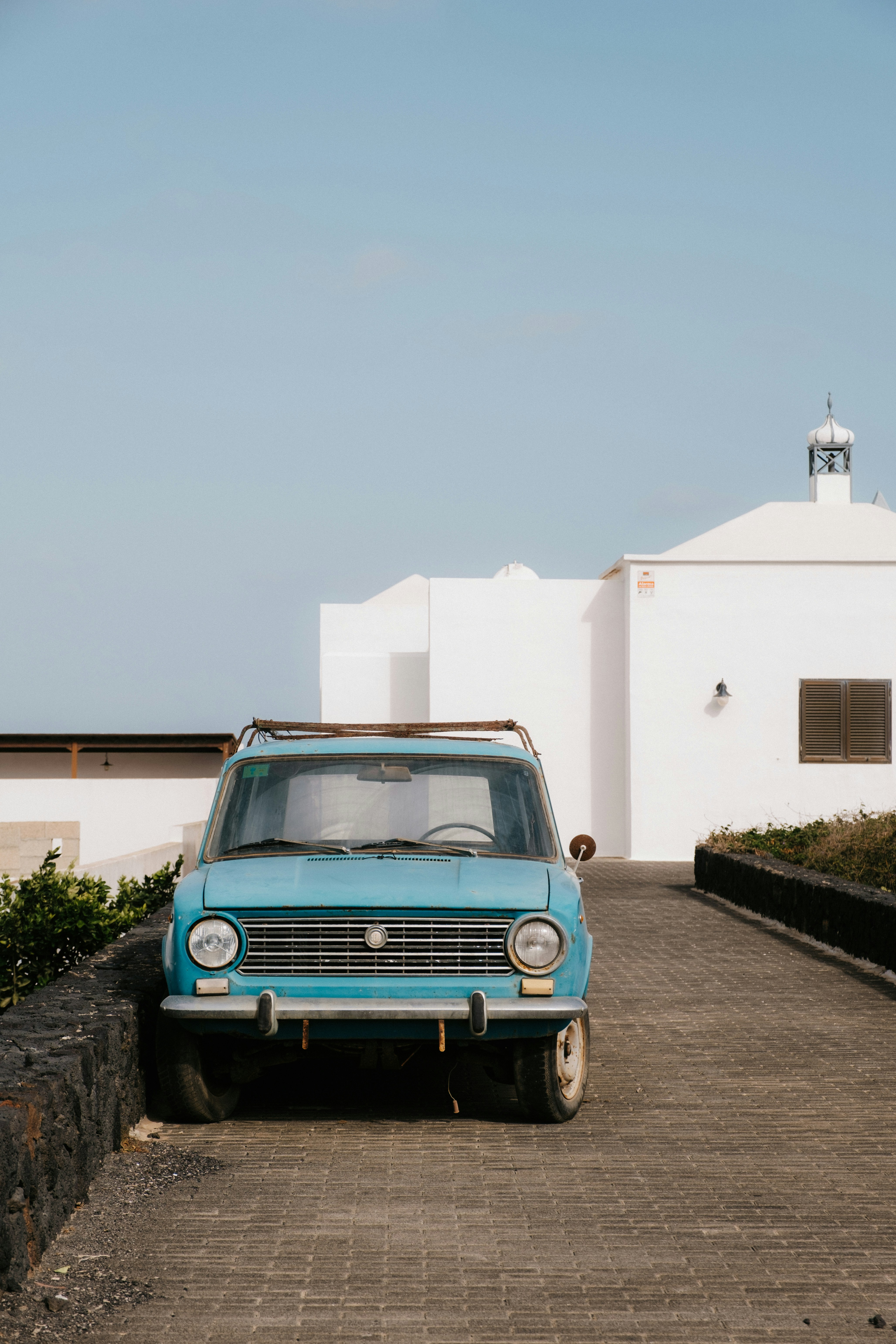 A blue van parked on a brick road photo – Free Bird Image on Unsplash