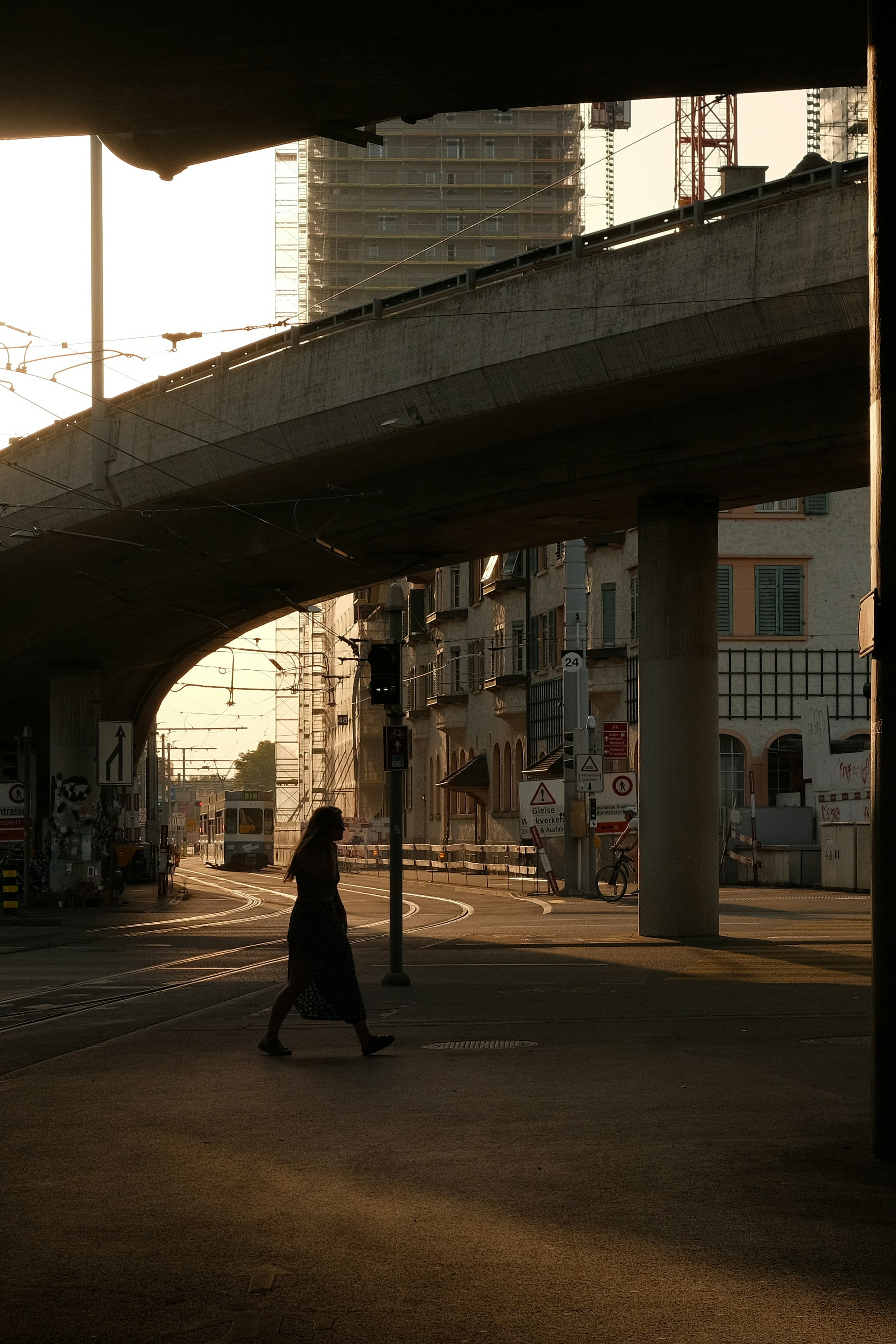 Uma pessoa andando por uma rua sob uma ponte foto – Imagem grátis sobre ...