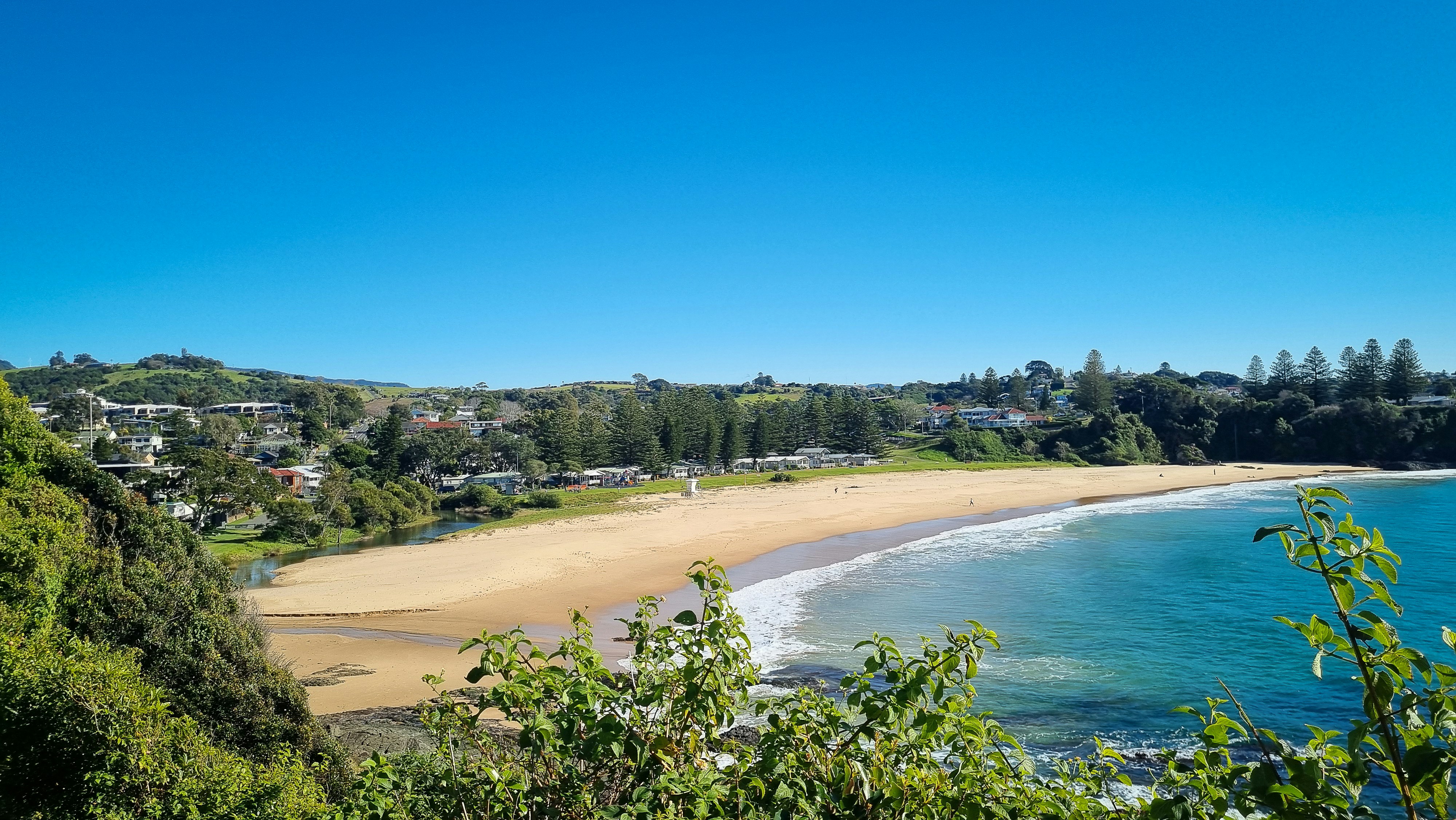 A view of a beach from the top of a hill photo – Free Sea Image on Unsplash