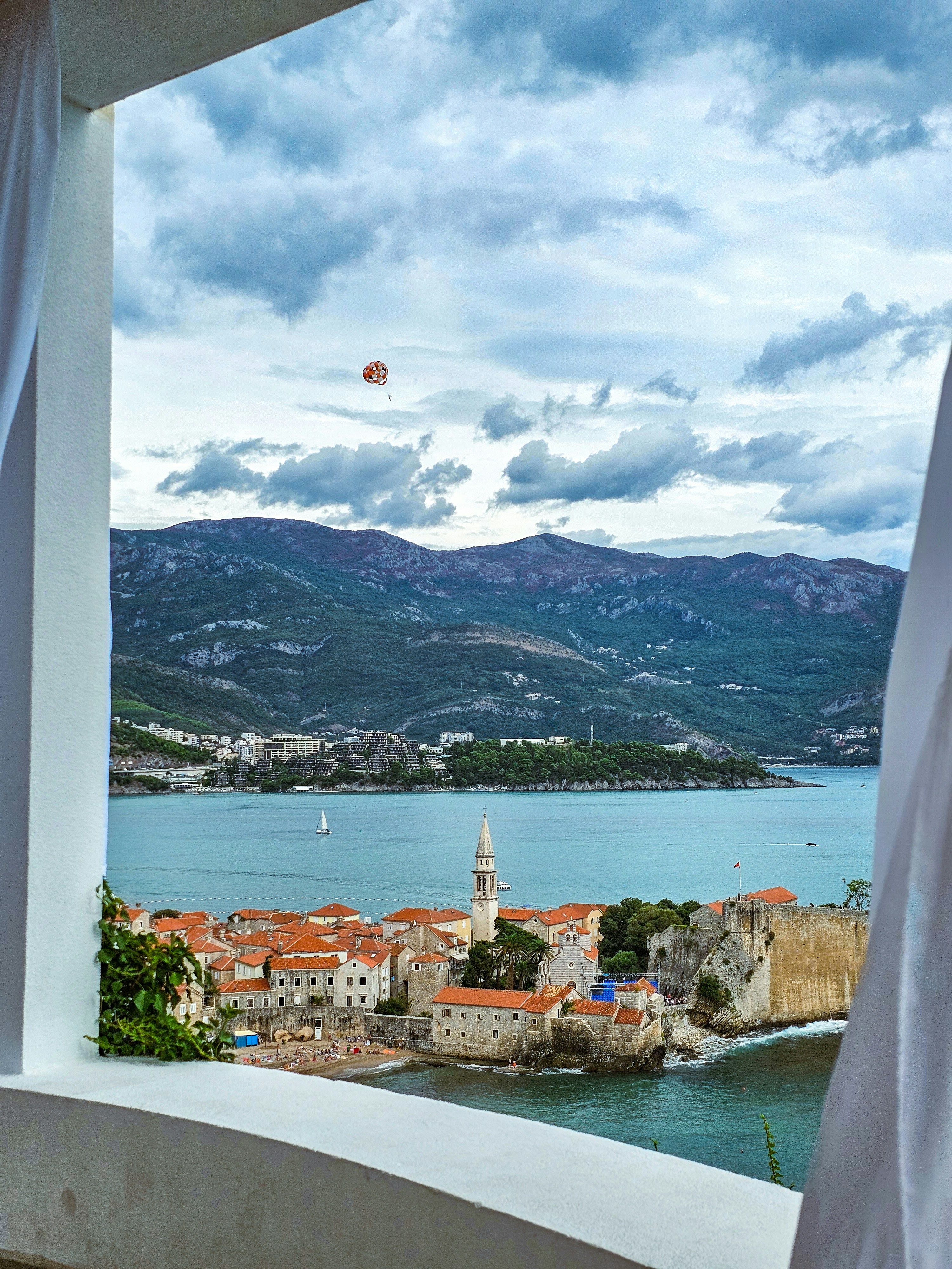 A view of a town from a window photo – Free City Image on Unsplash