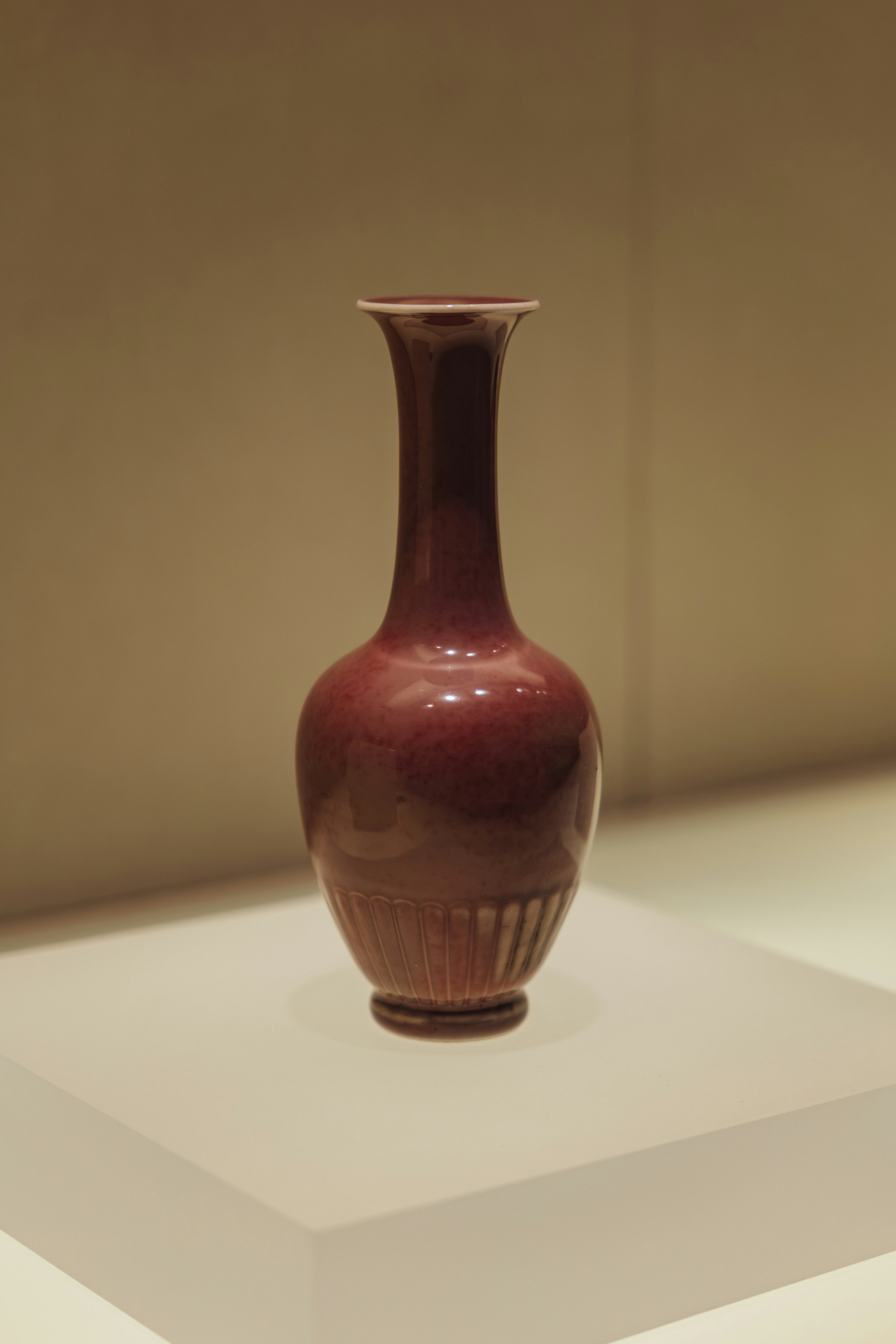 A red vase sitting on top of a white table photo – Free Cookware Image ...