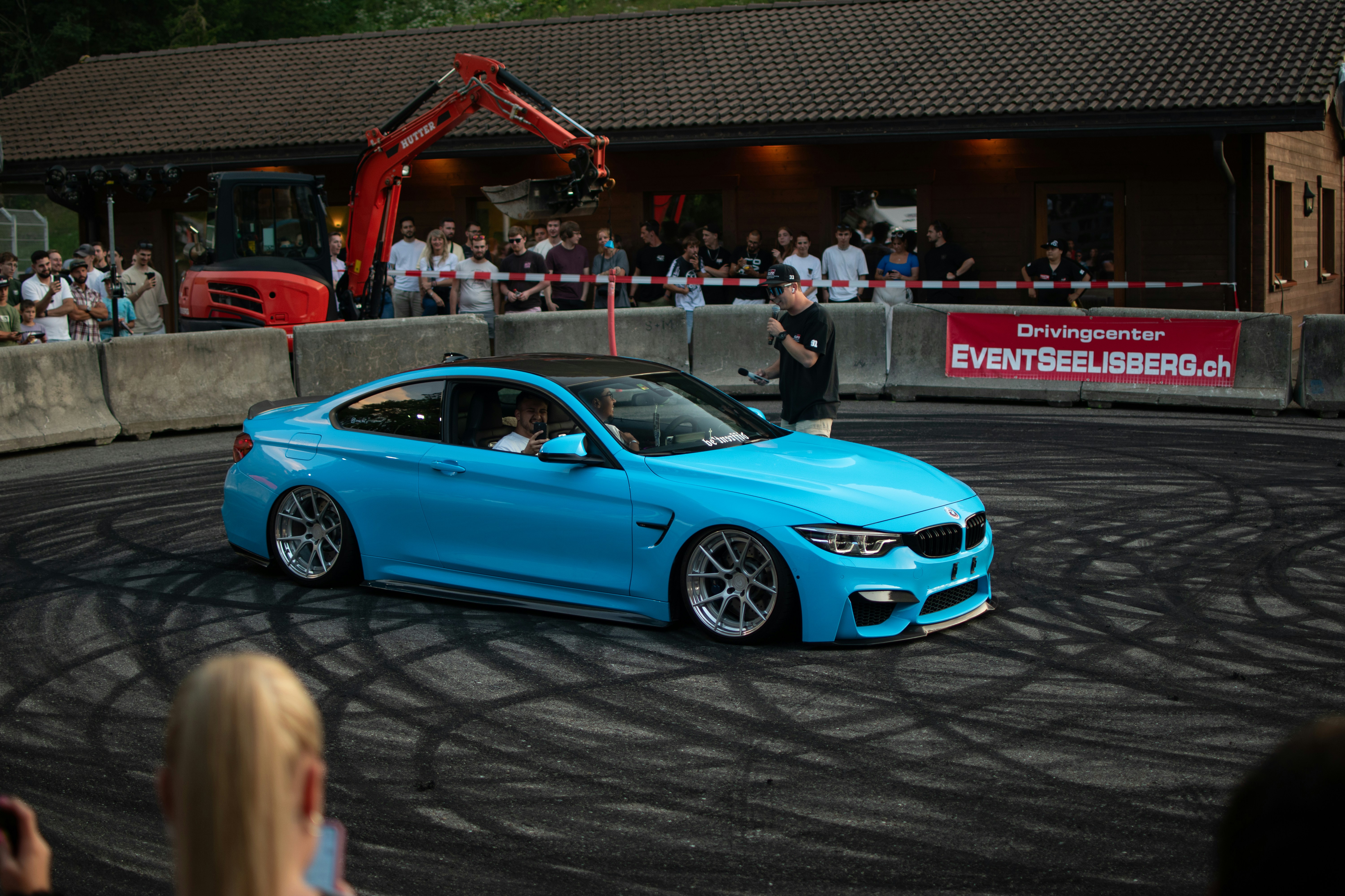 A blue car in a ring with people watching photo – Free Eventcenter ...