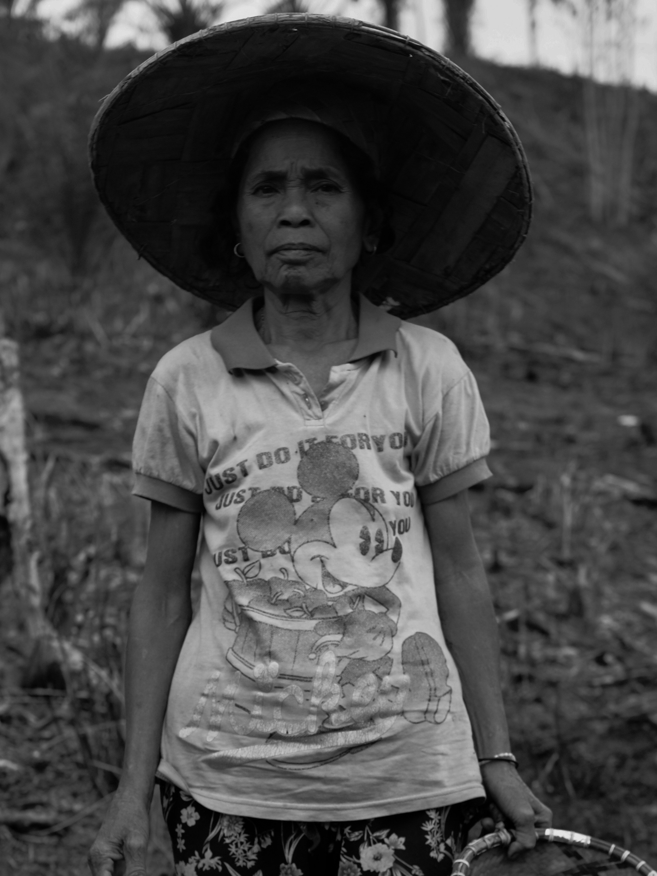 Portrait of Endurance: A Woman in a Wide-Brim Hat Beneath Subtle Light