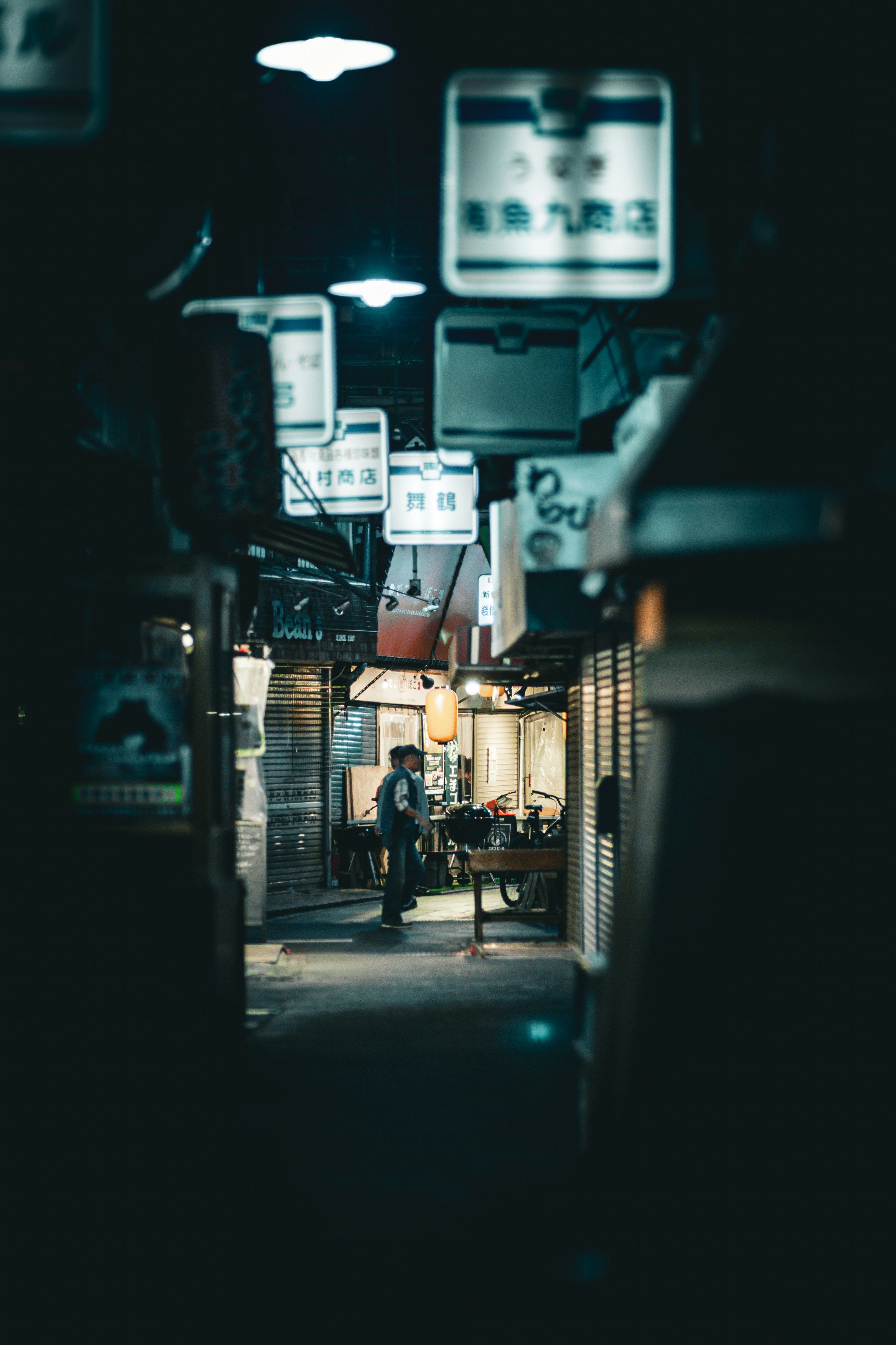 A dark alley way with signs hanging from the ceiling photo – Free 日本 ...