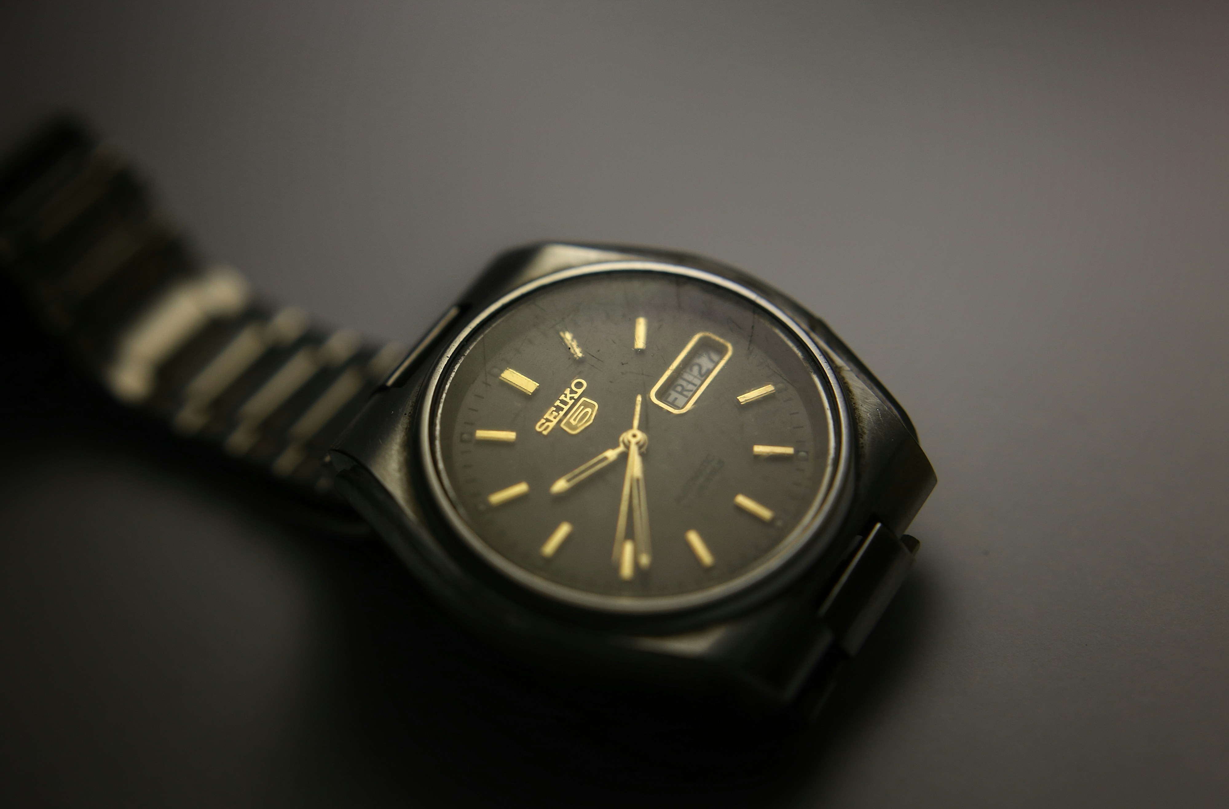 A close up of a watch on a table photo – Free Wristwatch Image on Unsplash