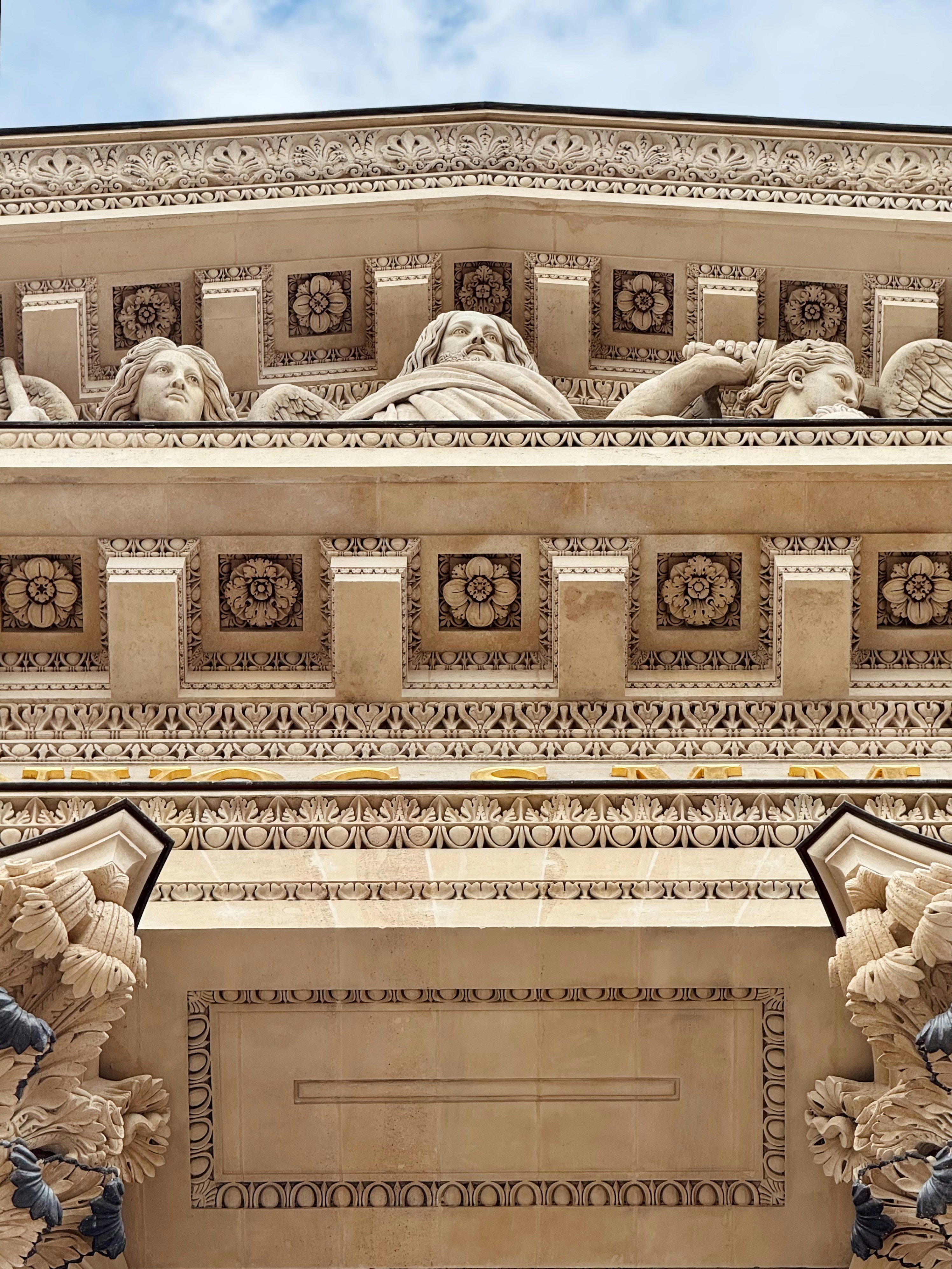 Madeleine Instagram : @cyrilczl