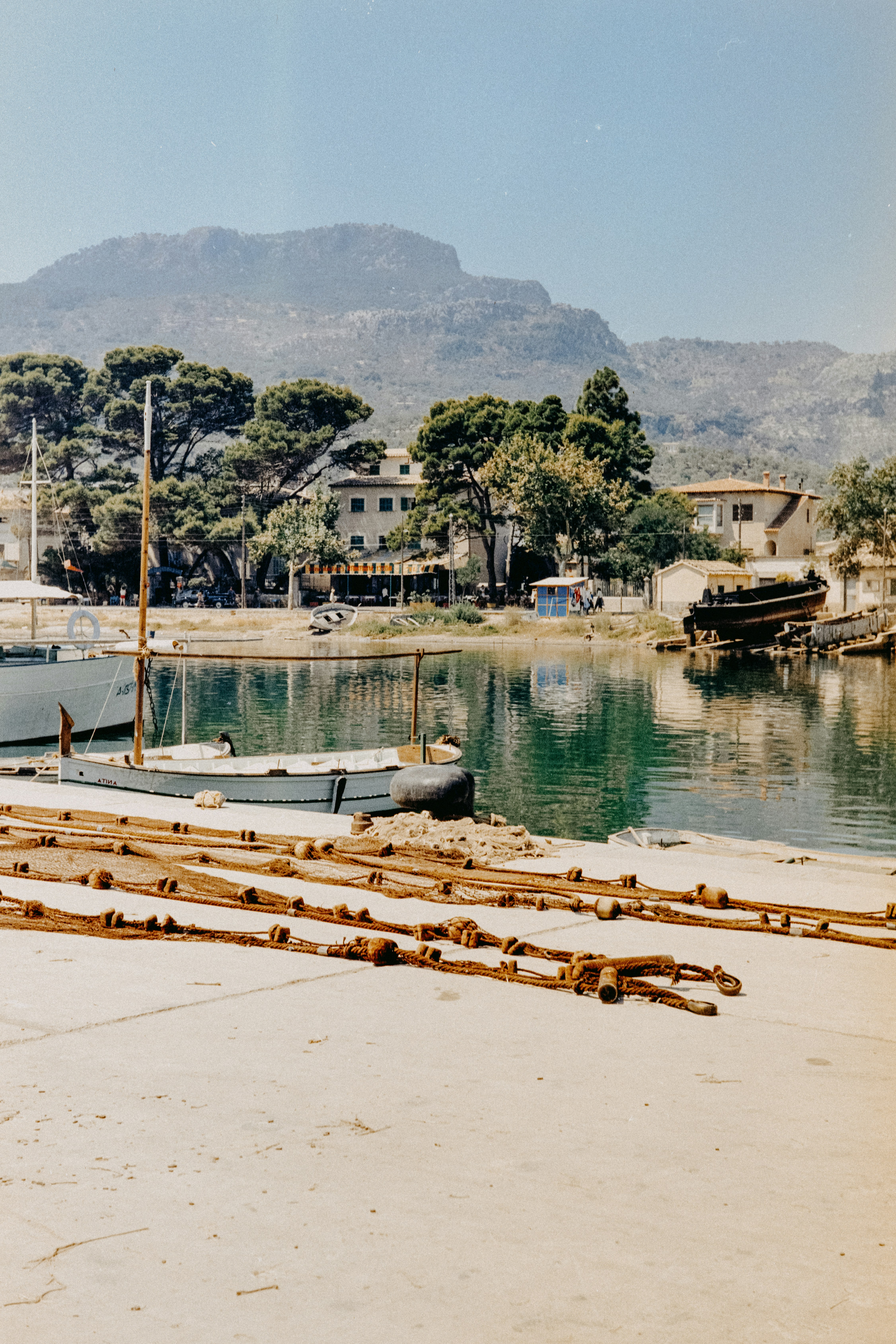 Un par de botes que están sentados en el agua foto – Imagen de Europa ...