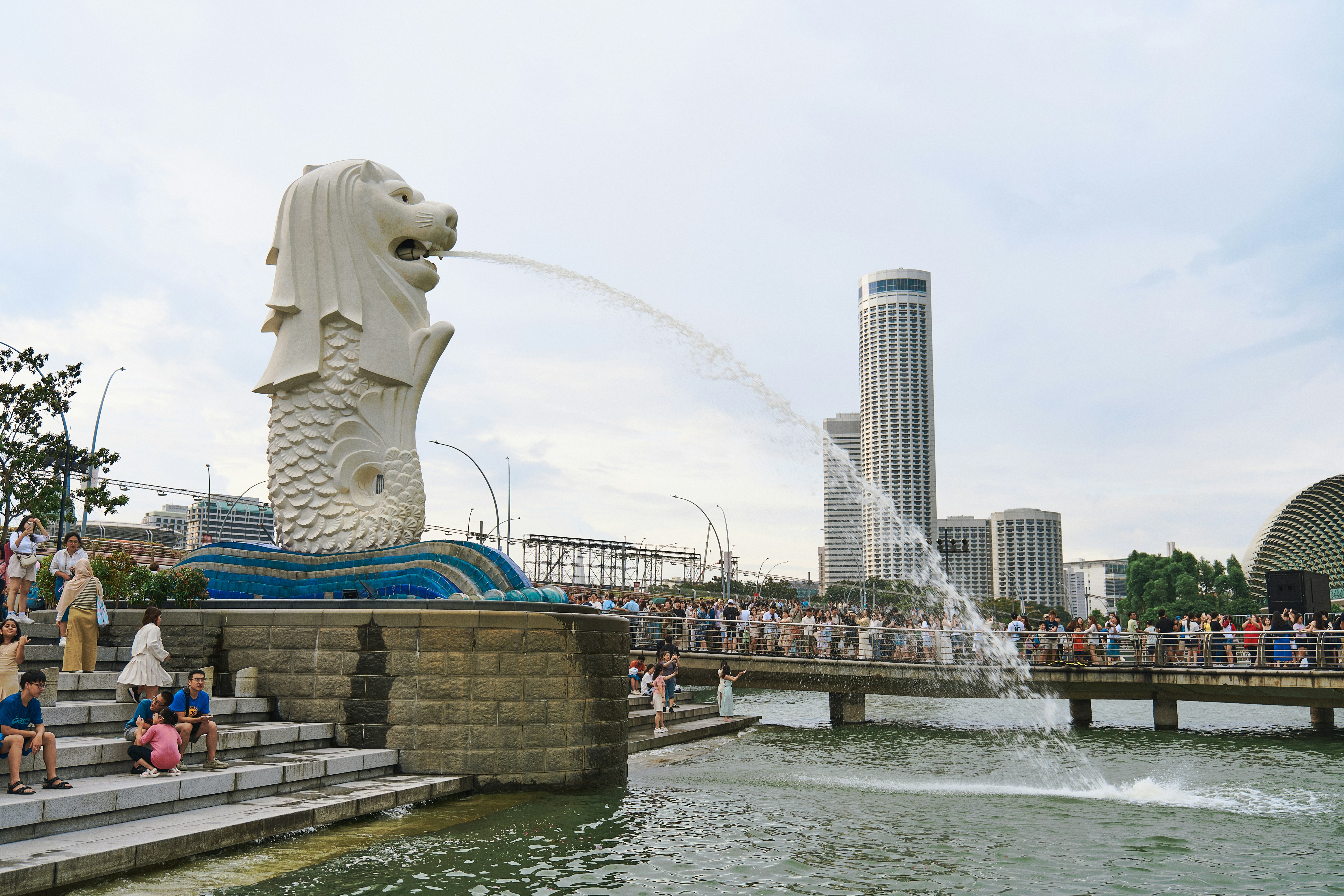 Singapore's Merlion Fountain: A Stone-Water Greeting Over Marina Bay