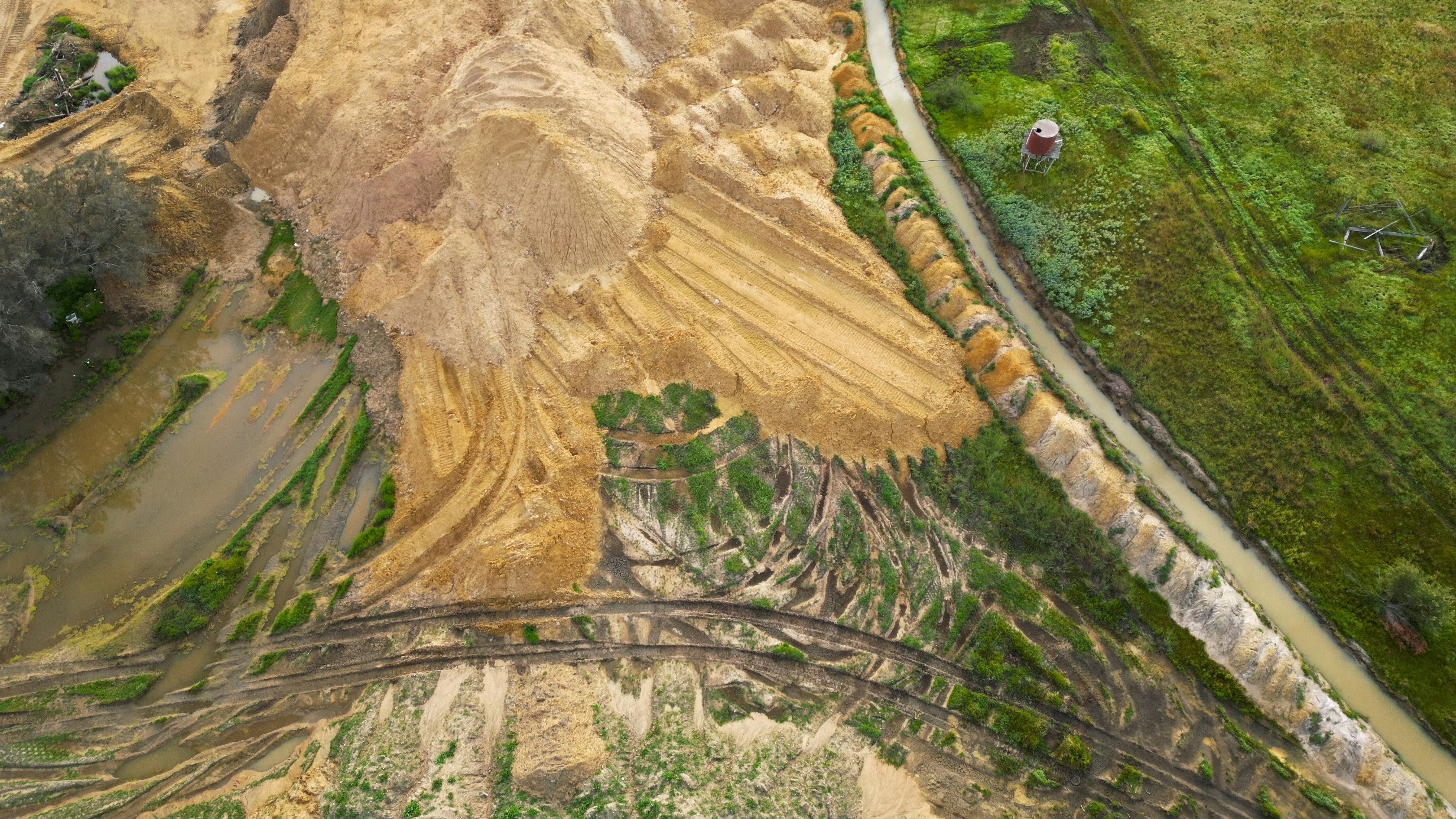 An aerial view of a large open field photo – Free Outdoors Image on ...