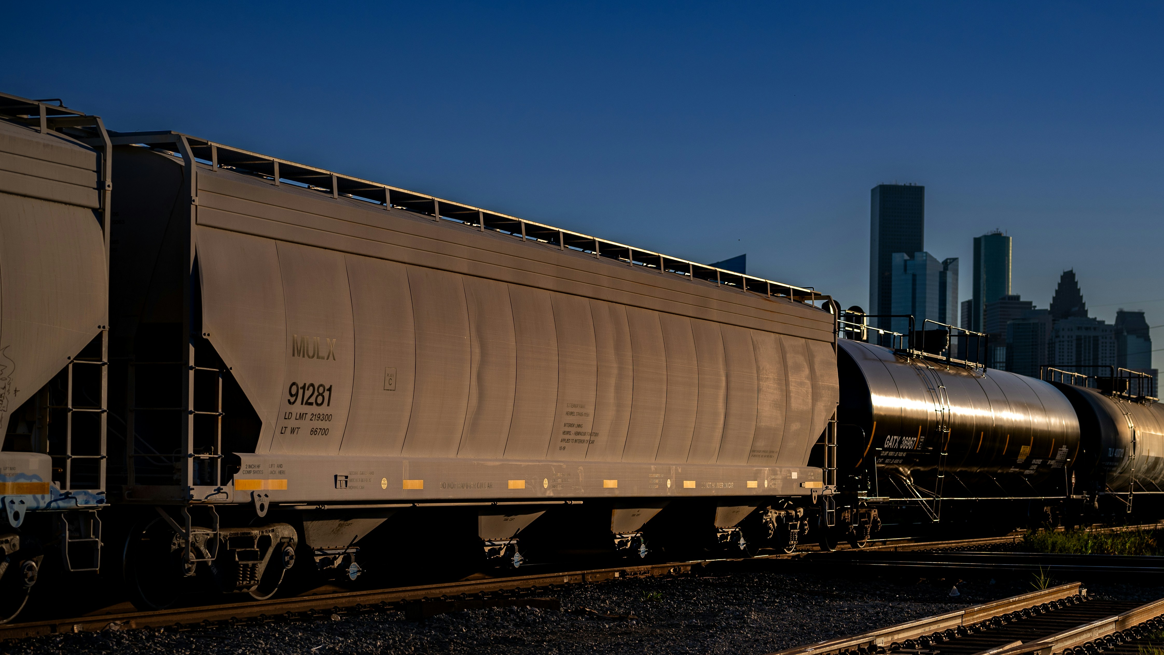 Un tren que viaja por las vías del tren al lado de una ciudad foto ...