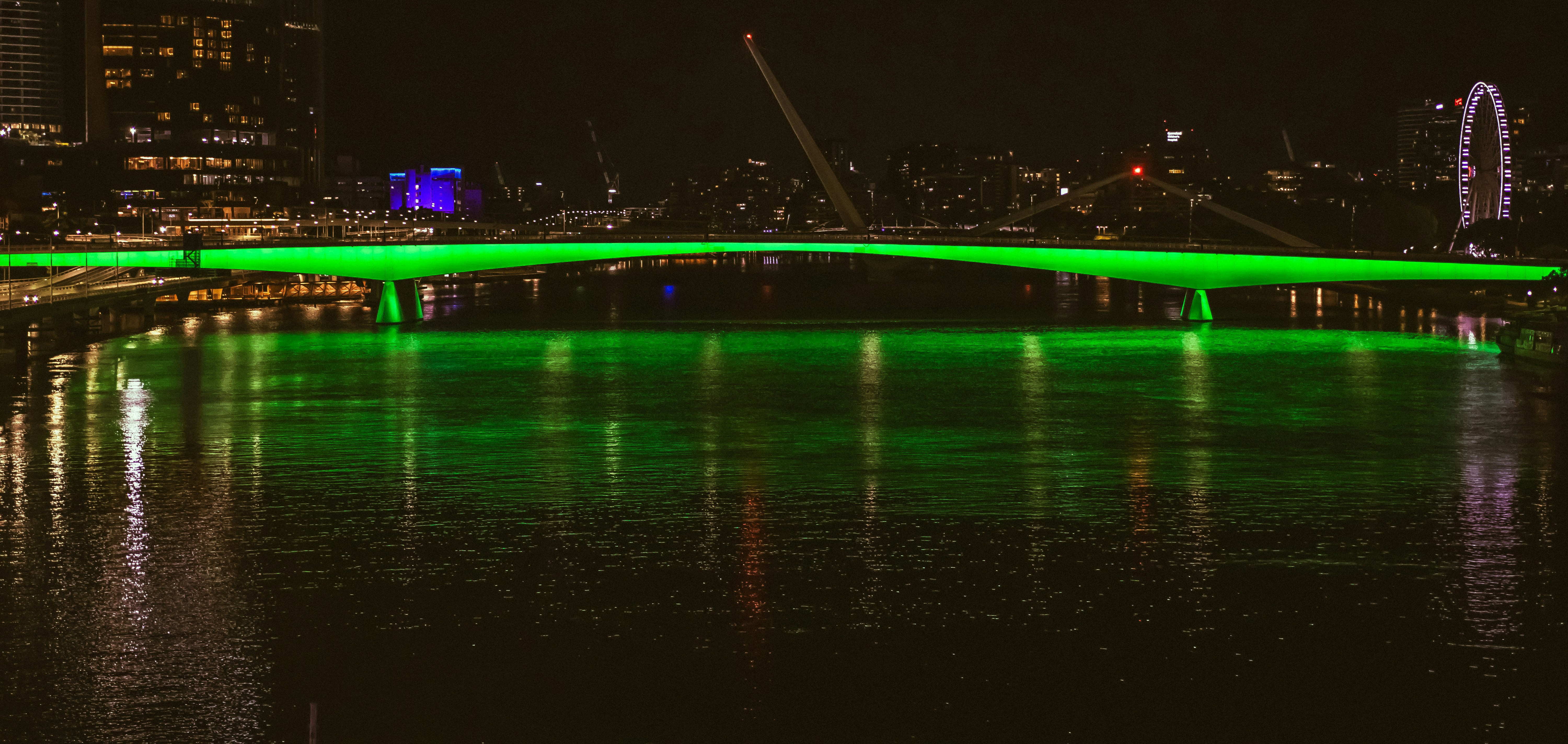 Emerald River Crossing: Nighttime Canary Wharf in Glow