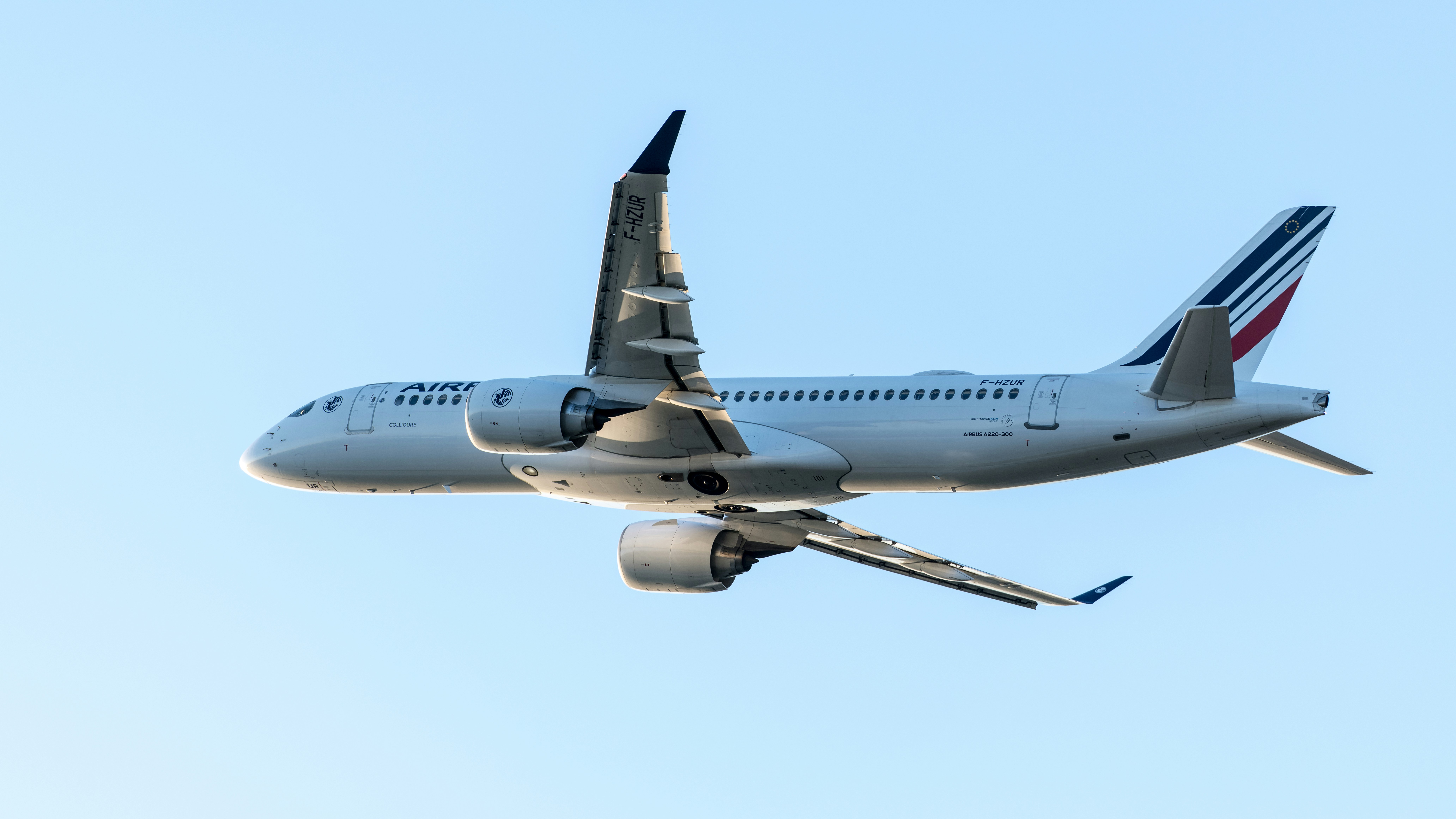 A large passenger jet flying through a blue sky photo – Free Tschechien ...